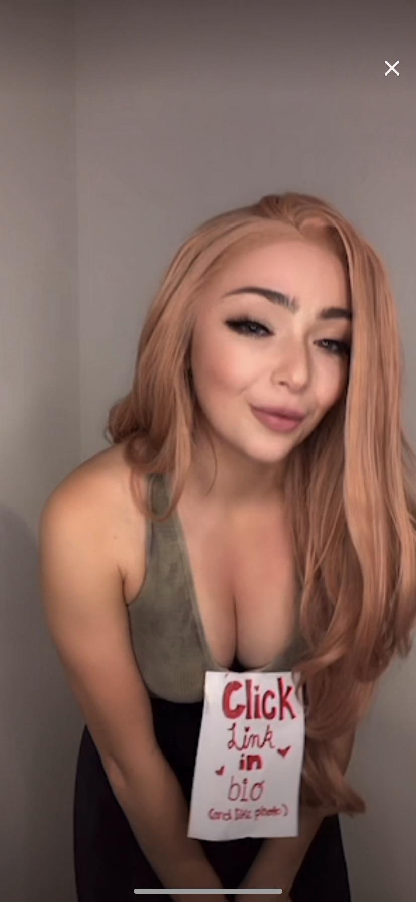 Deep cleavage from her TikTok live | Scrolller