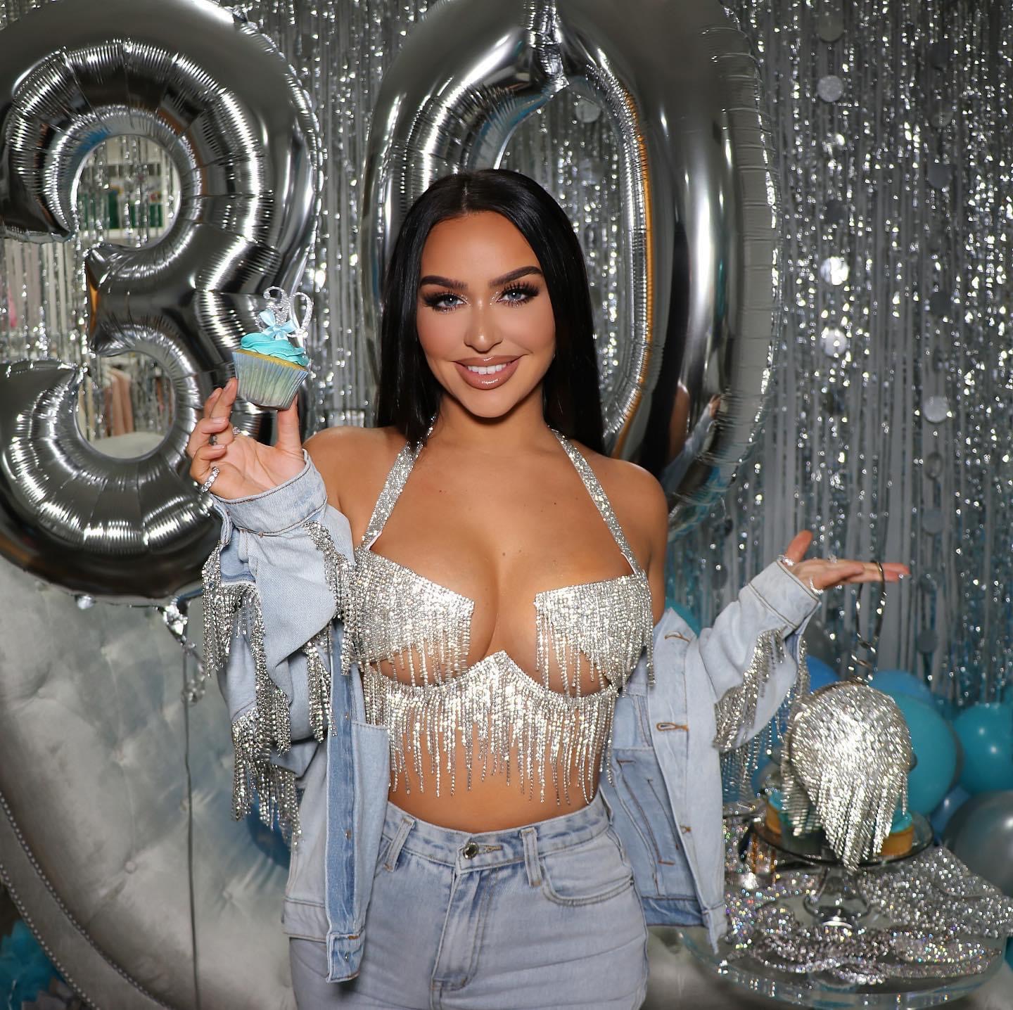 Carli Bybel | Scrolller