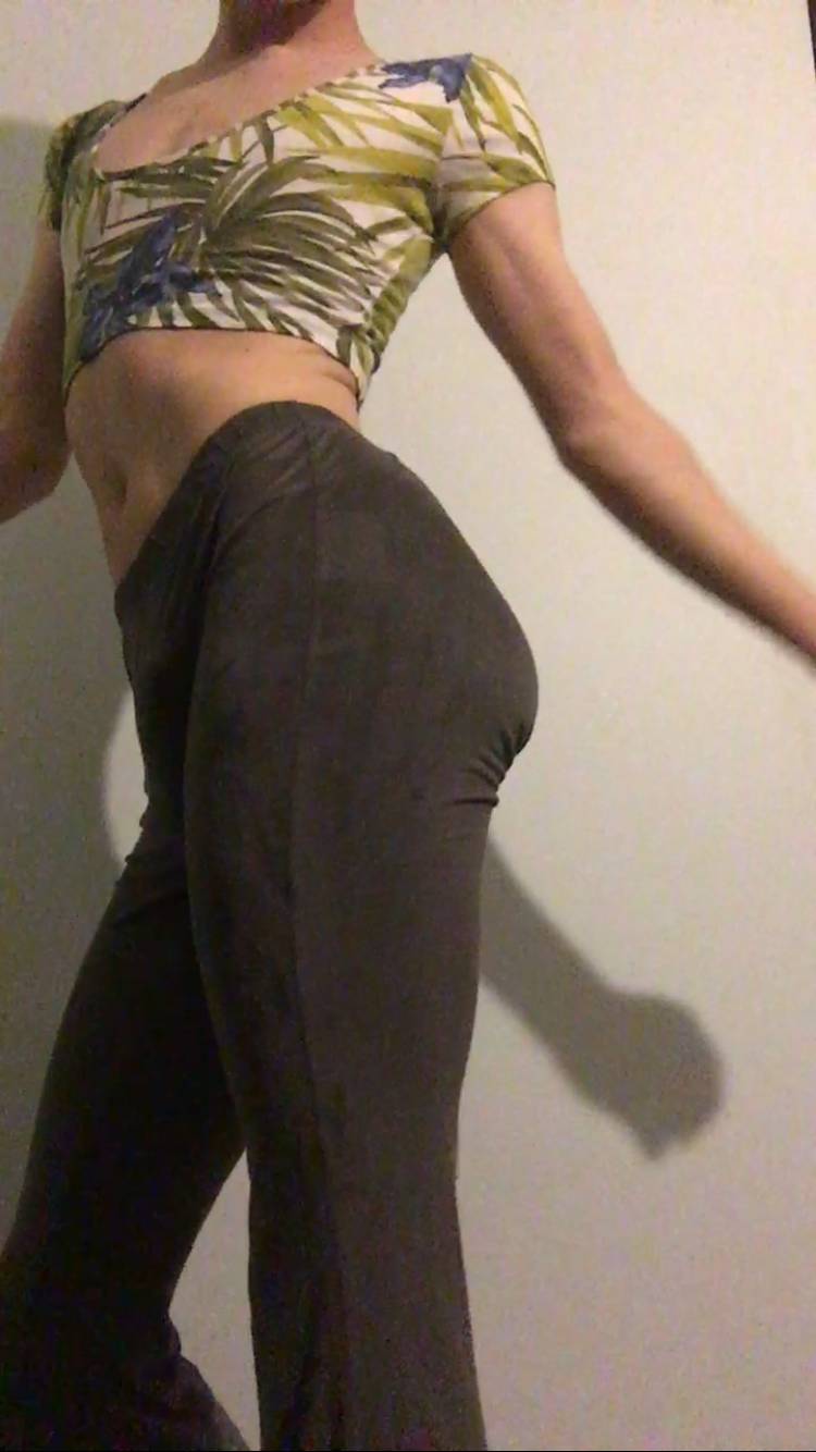 Dem Curves | Scrolller