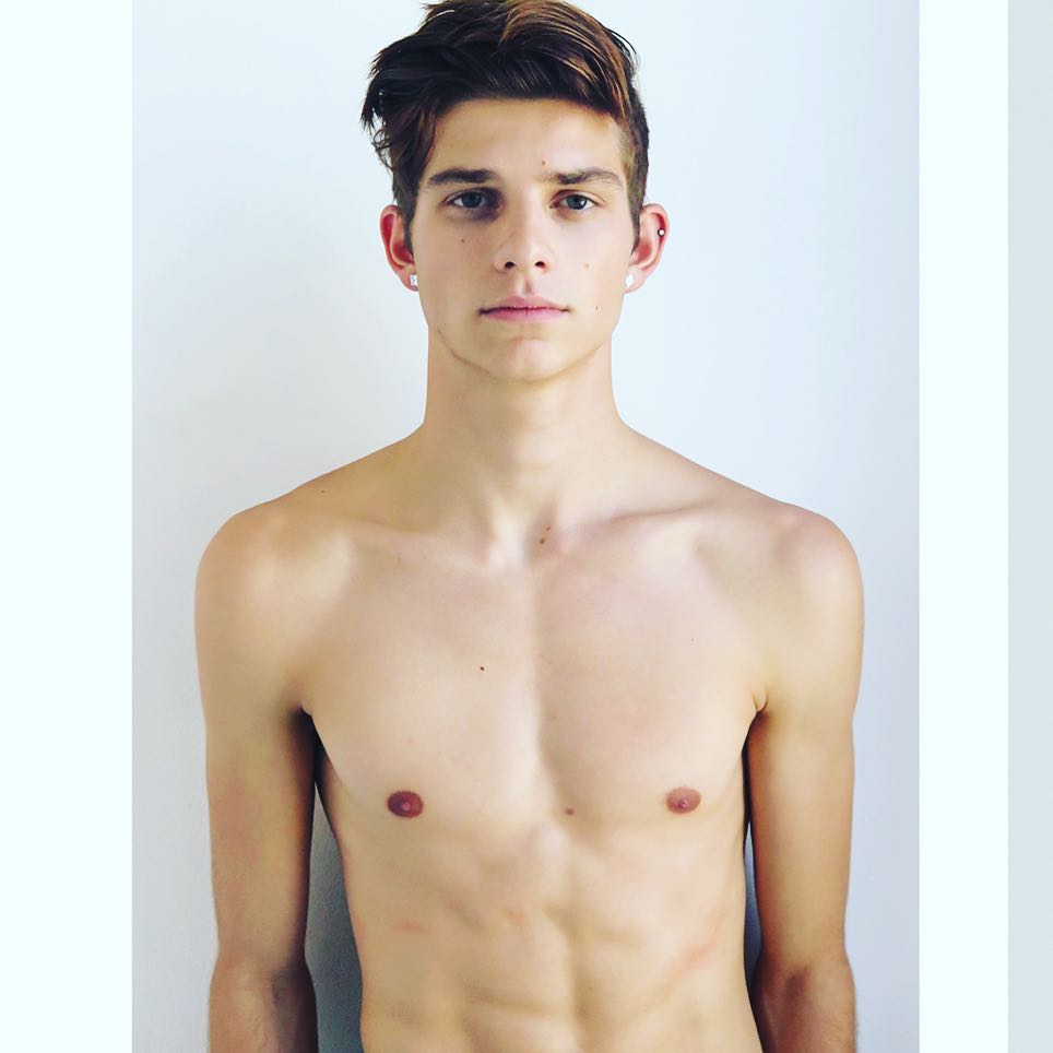 @devonmastro [SHIRTLESS] | Scrolller