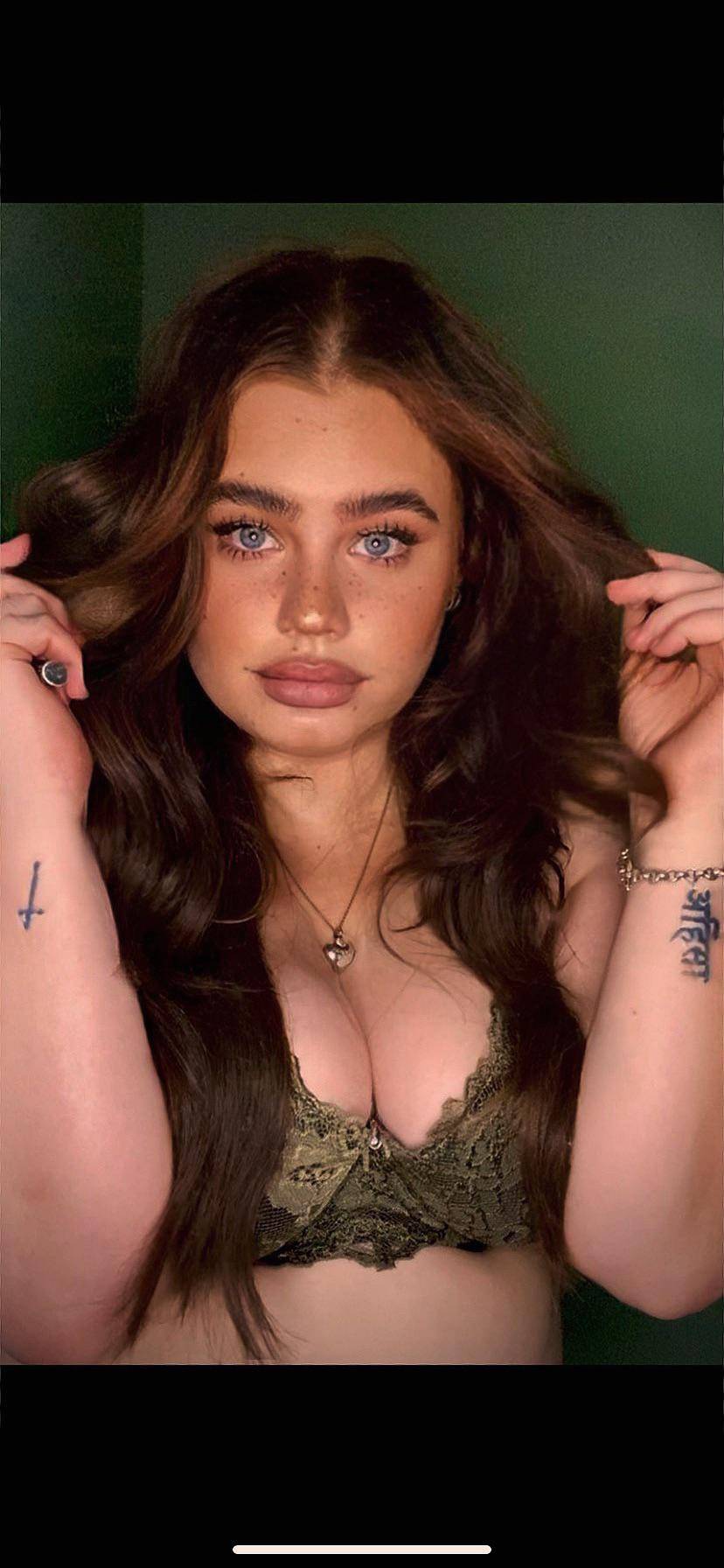 Did my eyes catch your attention first or was it something else…? 😉 | Scrolller