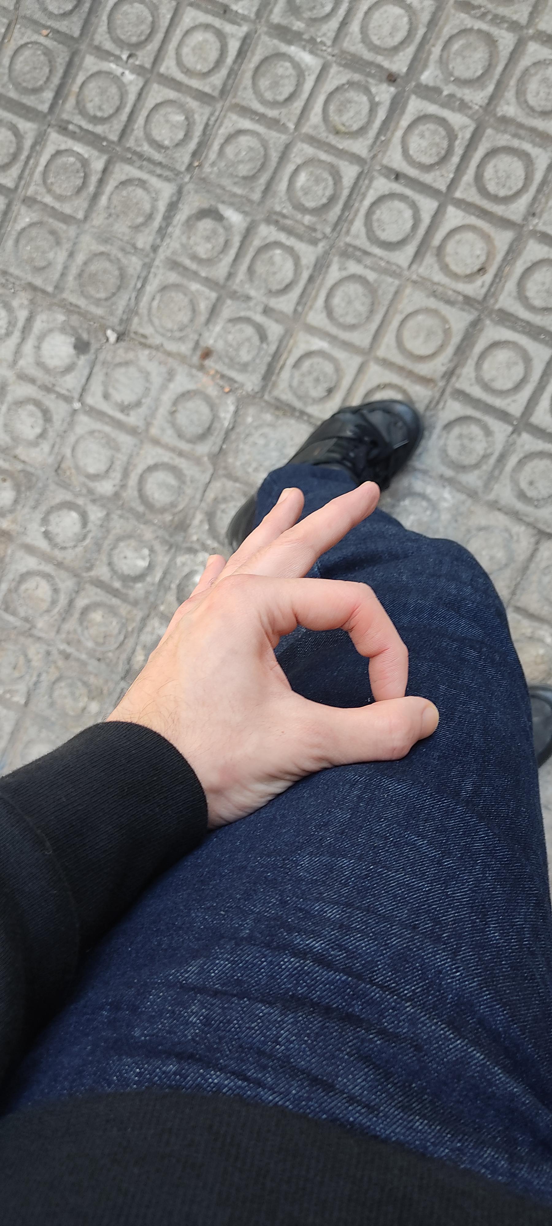 Did you know you can make circles with to fingers? | Scrolller