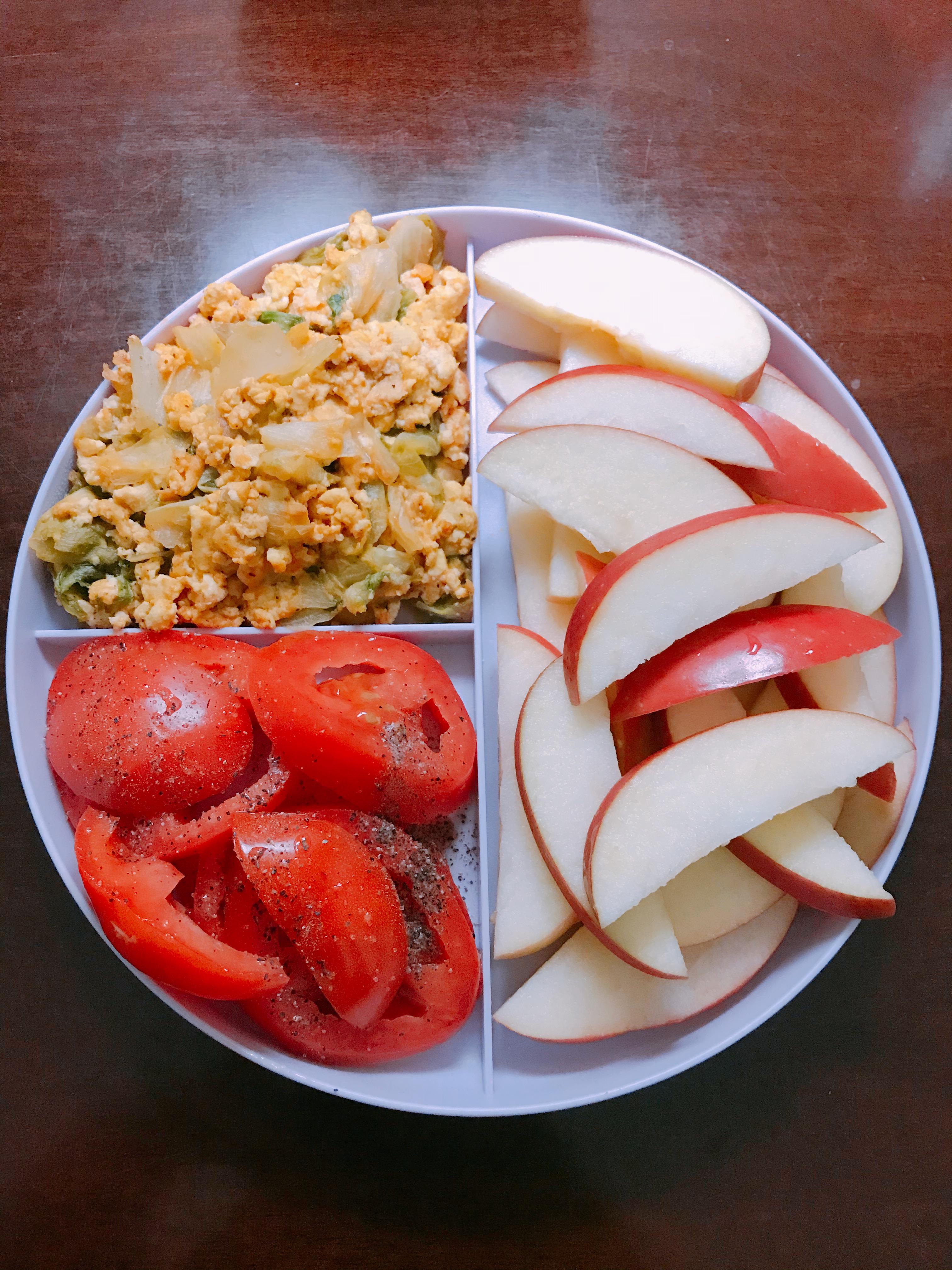Dinner (scrambled tofu with lettuce and mustard, tomatoes, and an apple) 209cals | Scrolller