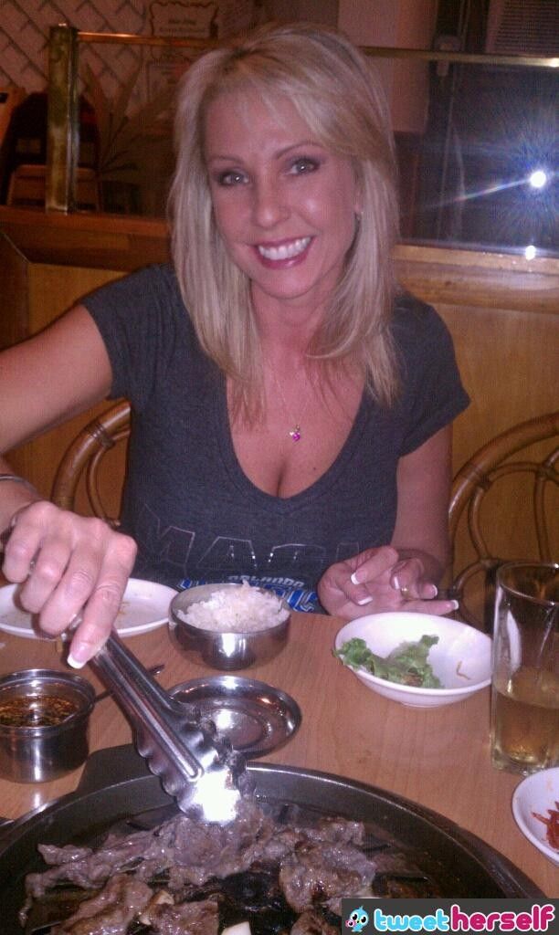 Dinner Time But Who Can Focus Scrolller