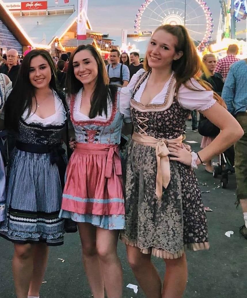 Dirndl girls | Scrolller