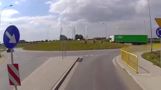 Do you even know how to roundabout | Scrolller