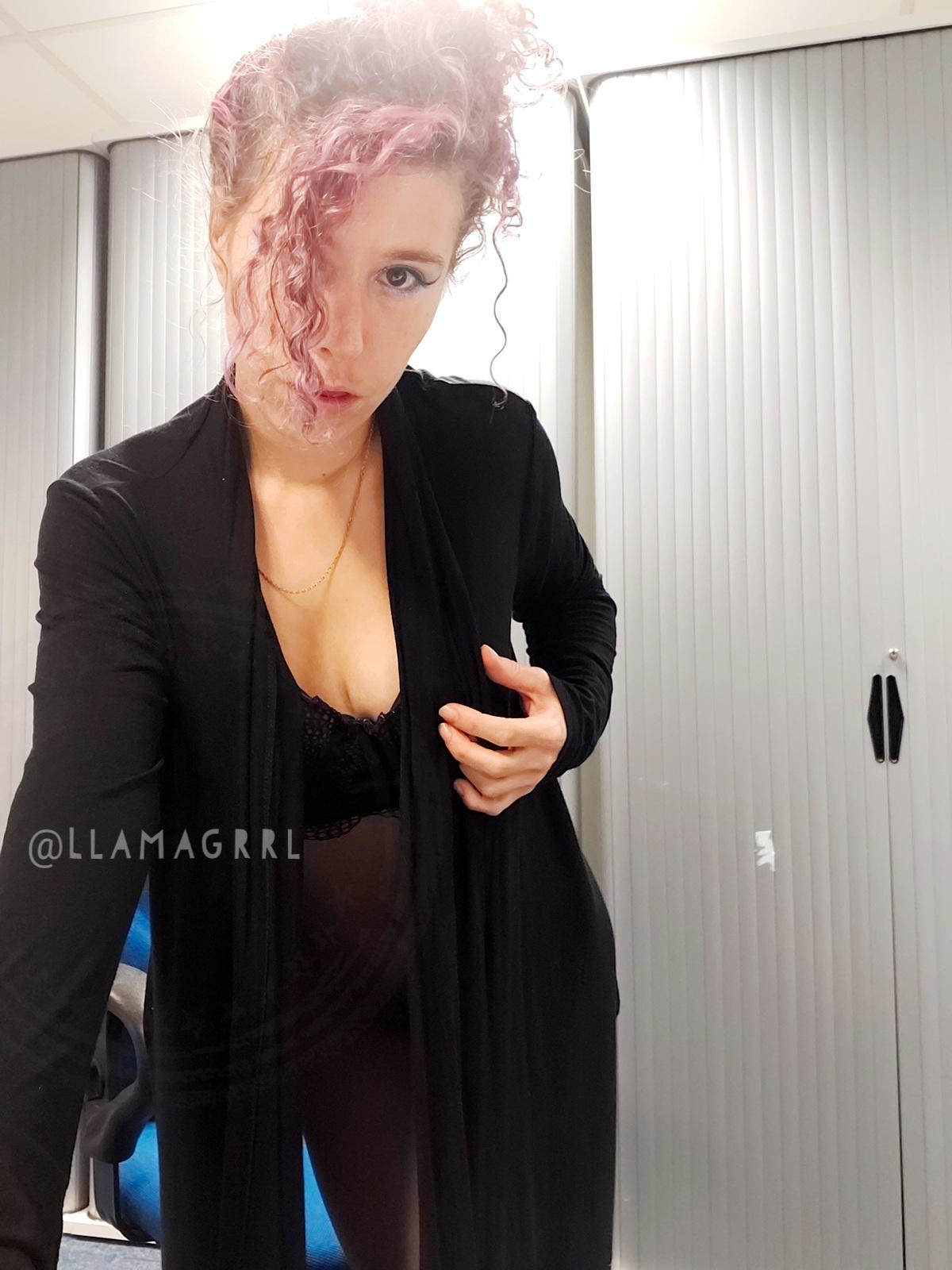 Do you have a job for me sir? I aim to please 😘 | Scrolller