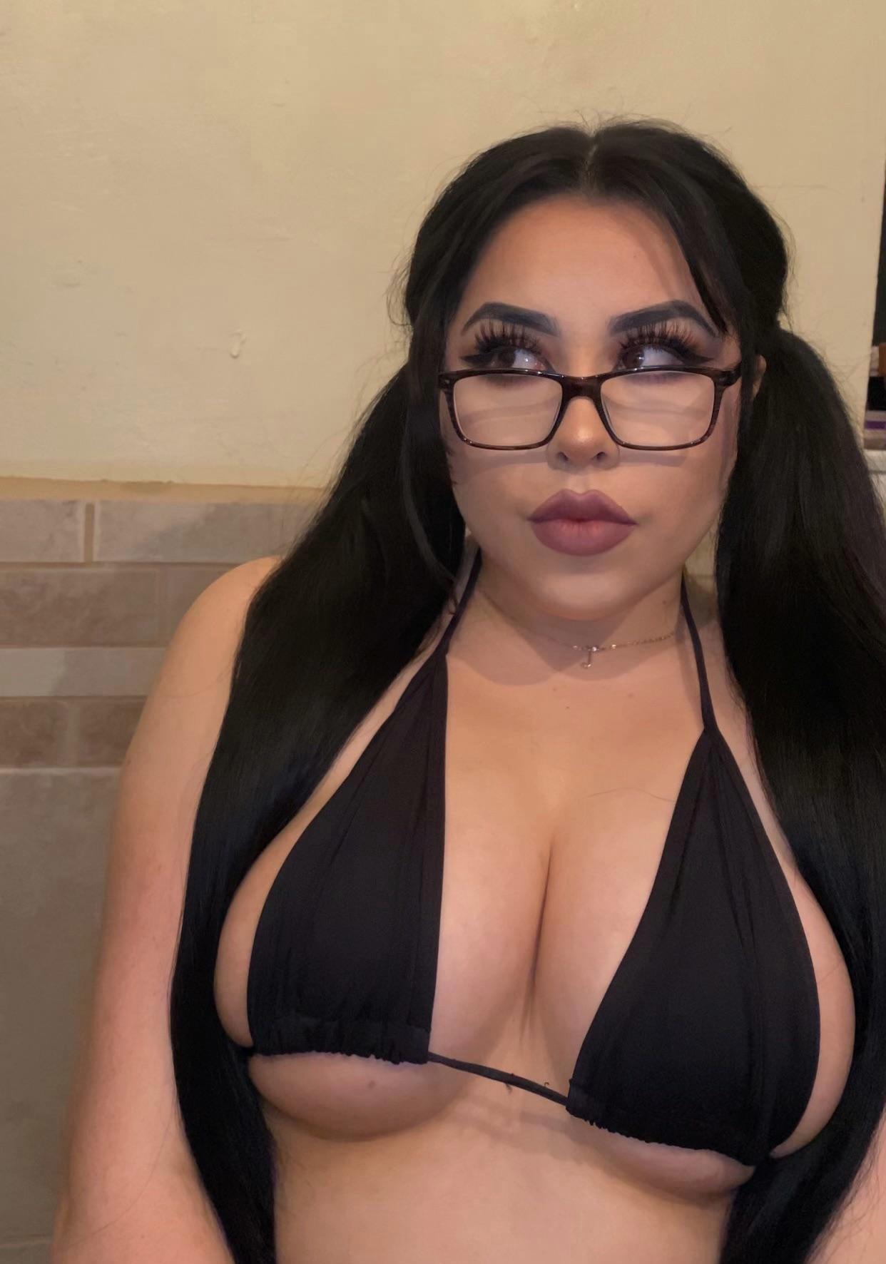 Do you like busty Latinas? | Scrolller Do you like busty Latinas? | Scrolller