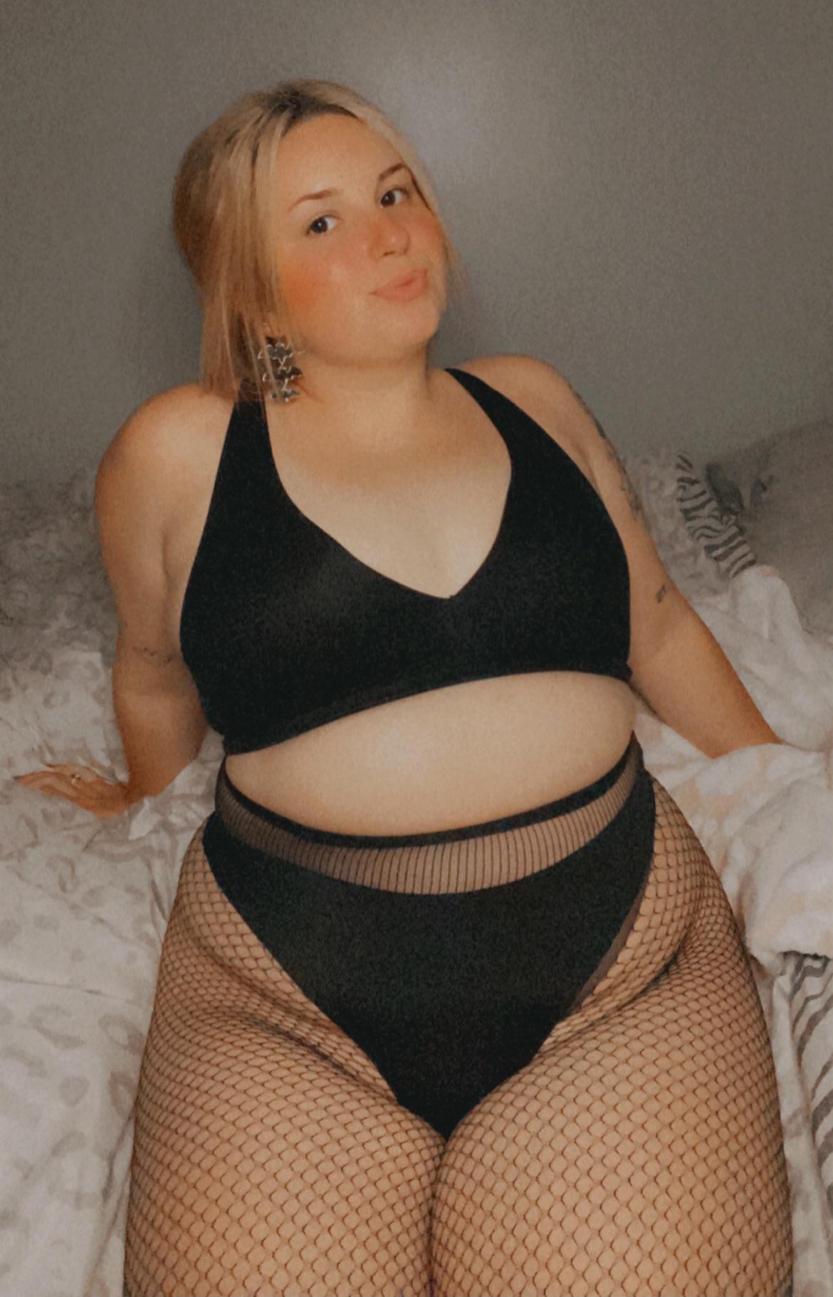 Do you like my chubby mom belly? 😻 | Scrolller