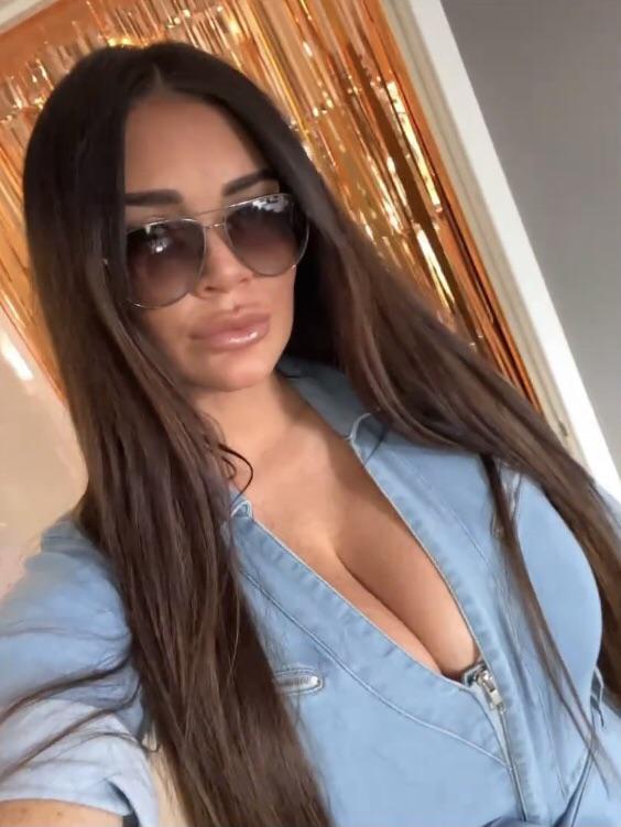 Do you think people will be staring at my cleavage? 😬 | Scrolller