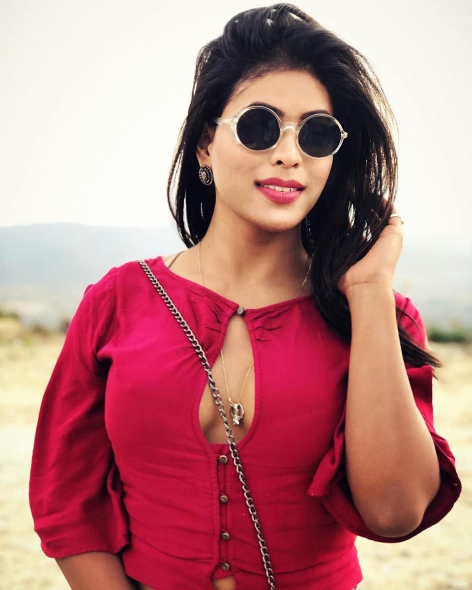 Does anyone else think she looks like Priyanka Chopra? | Scrolller