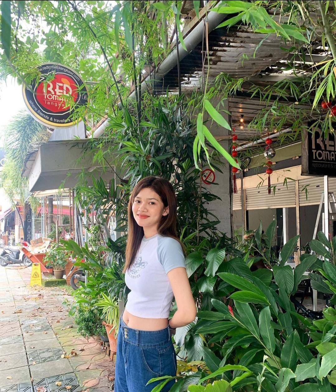 Does anyone know her or any leaks of her? Kindly let me know. Thank you! | Scrolller