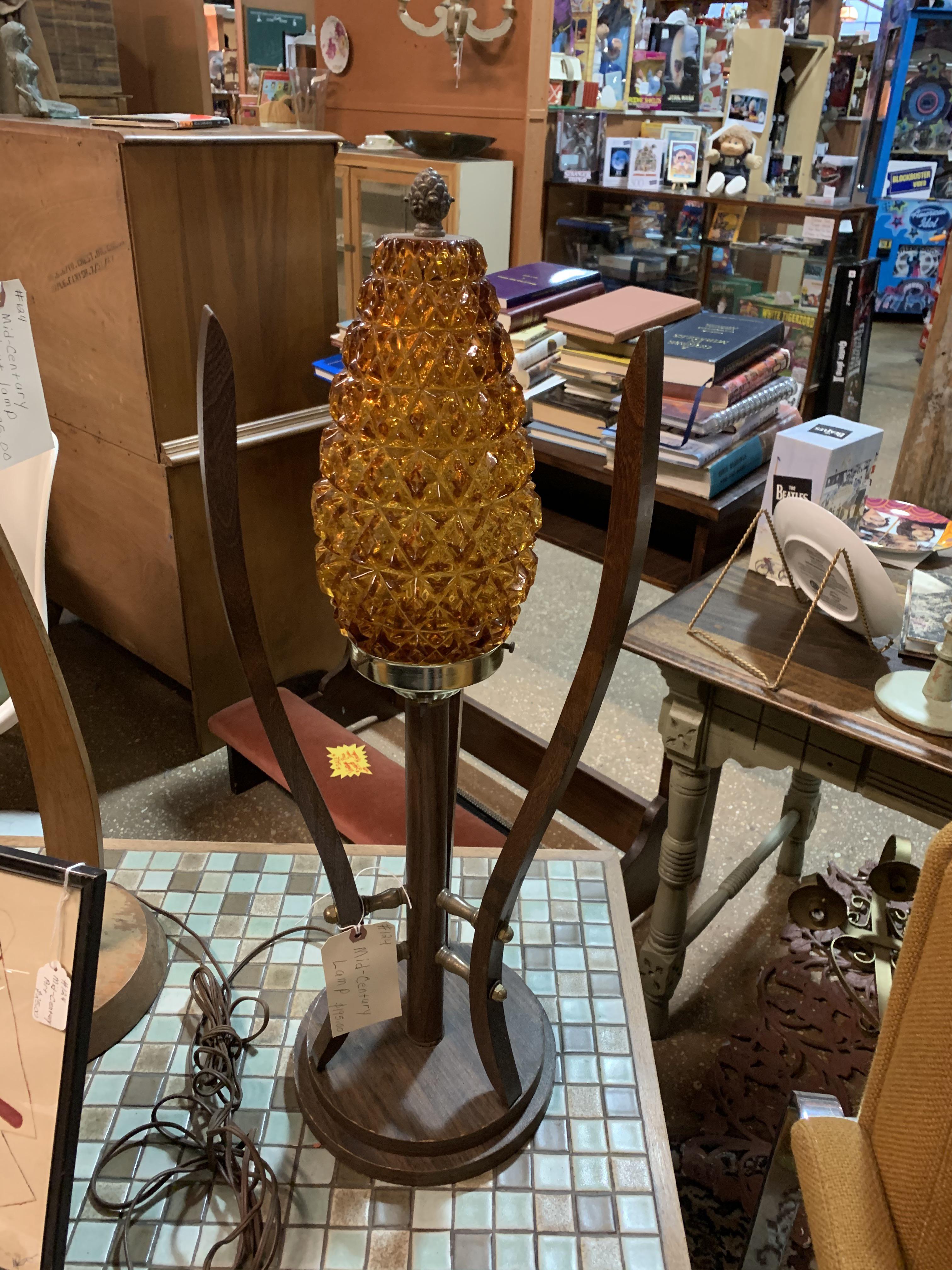 Does anyone know who made this lamp and when? Roughly 18 inches tall. USA | Scrolller