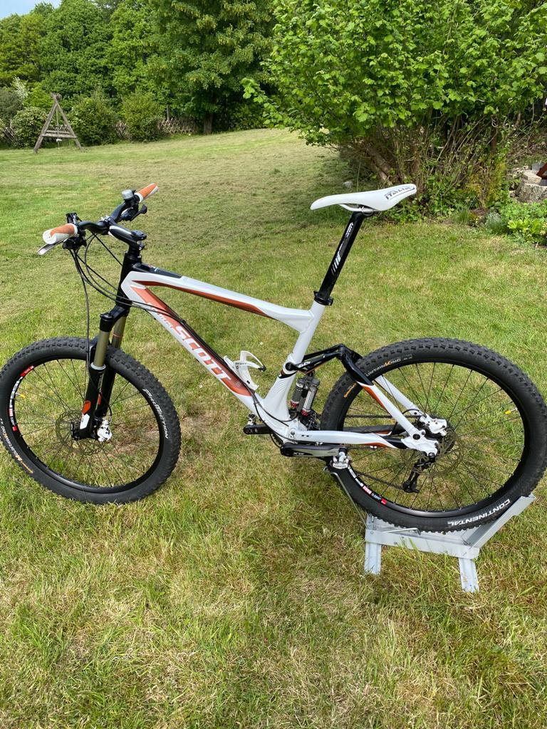 Does somebody know which model this is and from which year? | Scrolller