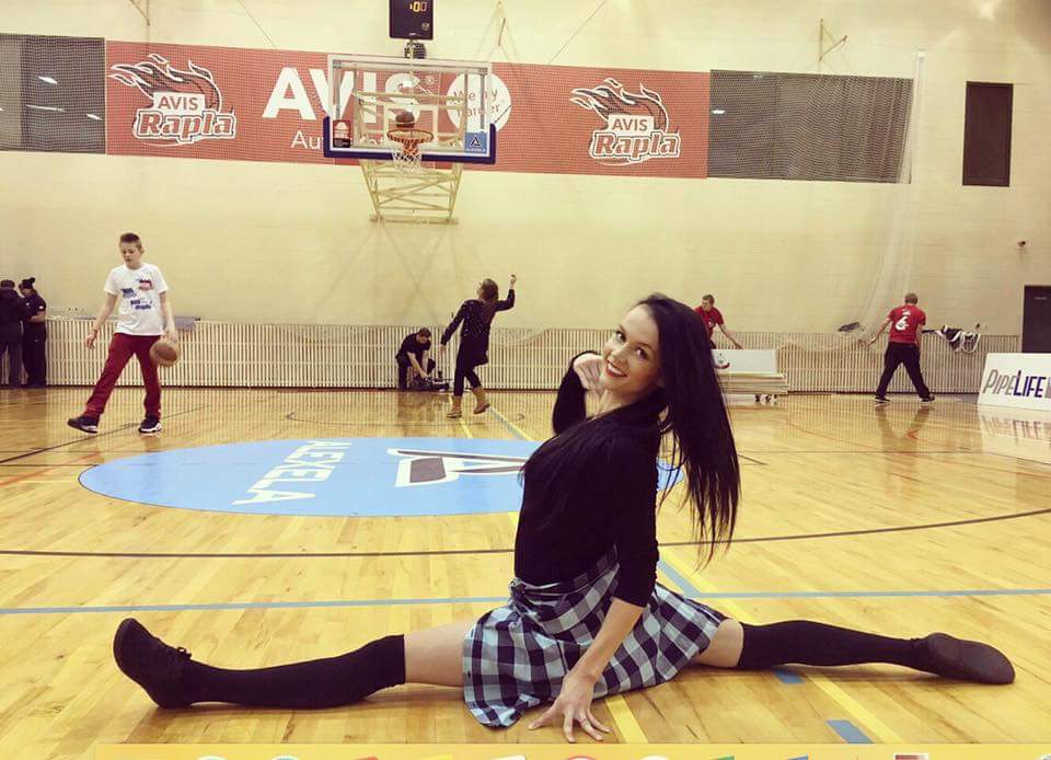 Doing a split | Scrolller