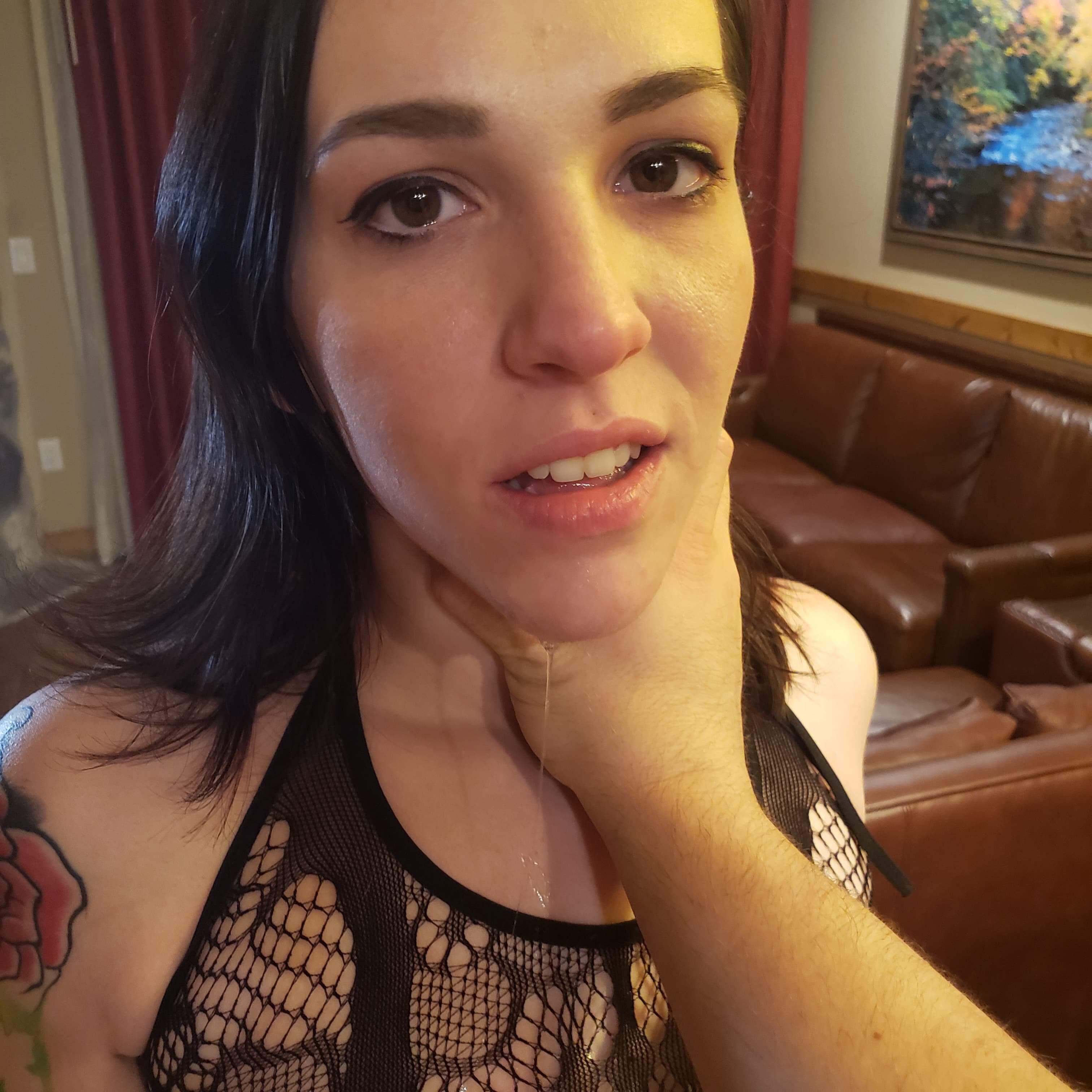 Don’t you wish it was your hand around my pretty lil neck? | Scrolller