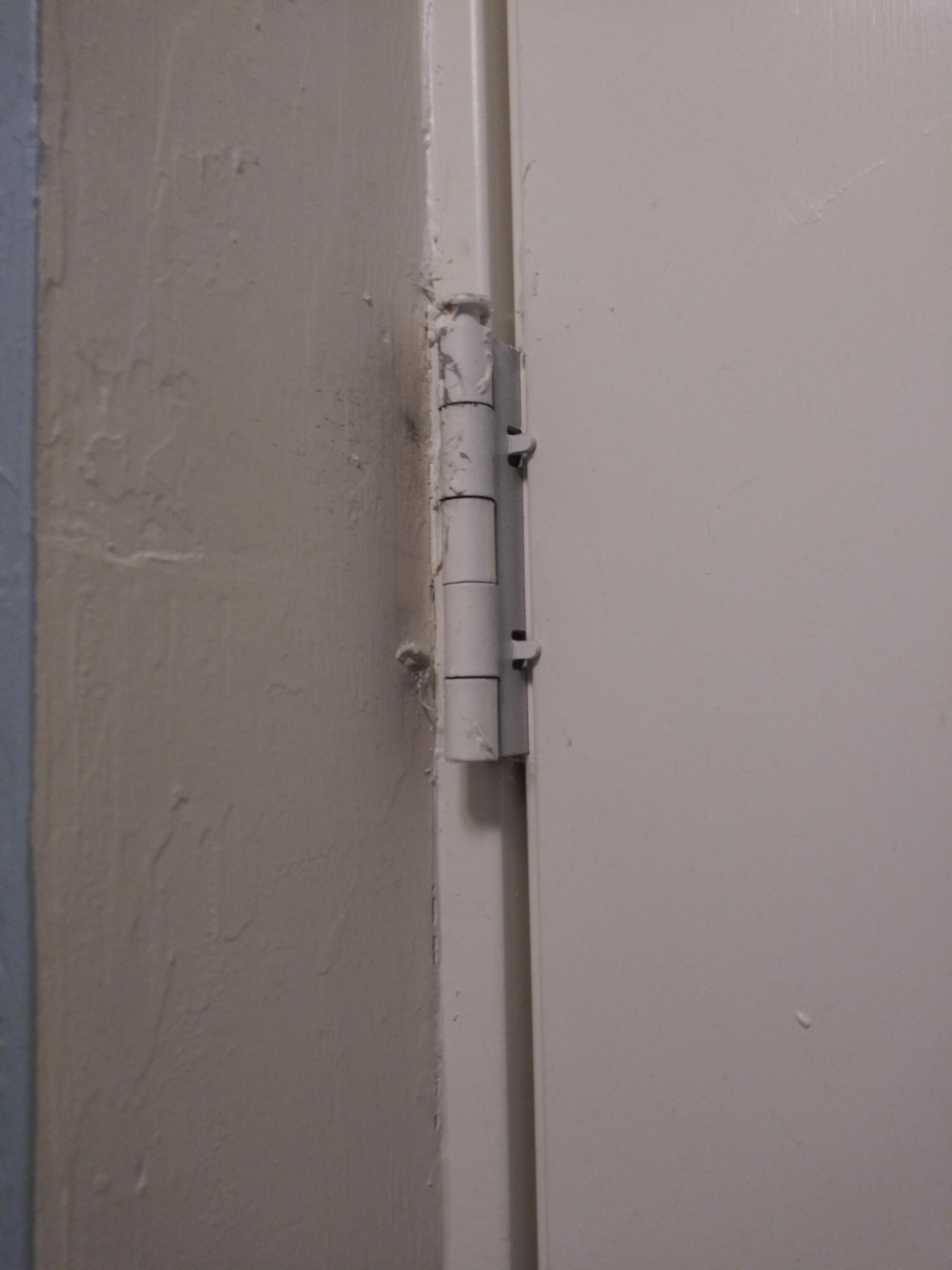 Door frame and hinges cleaning? (See comment for description) | Scrolller