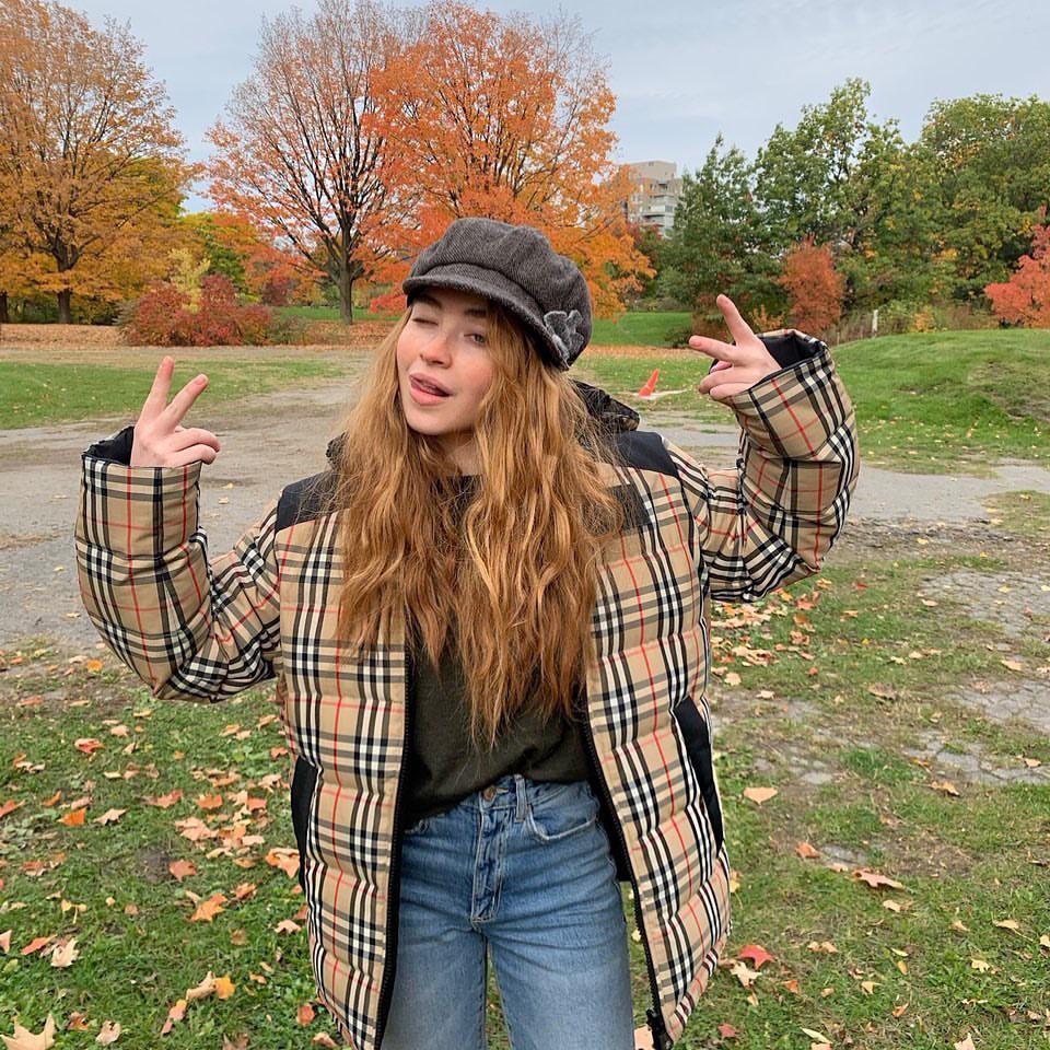 Double peace sign | Scrolller