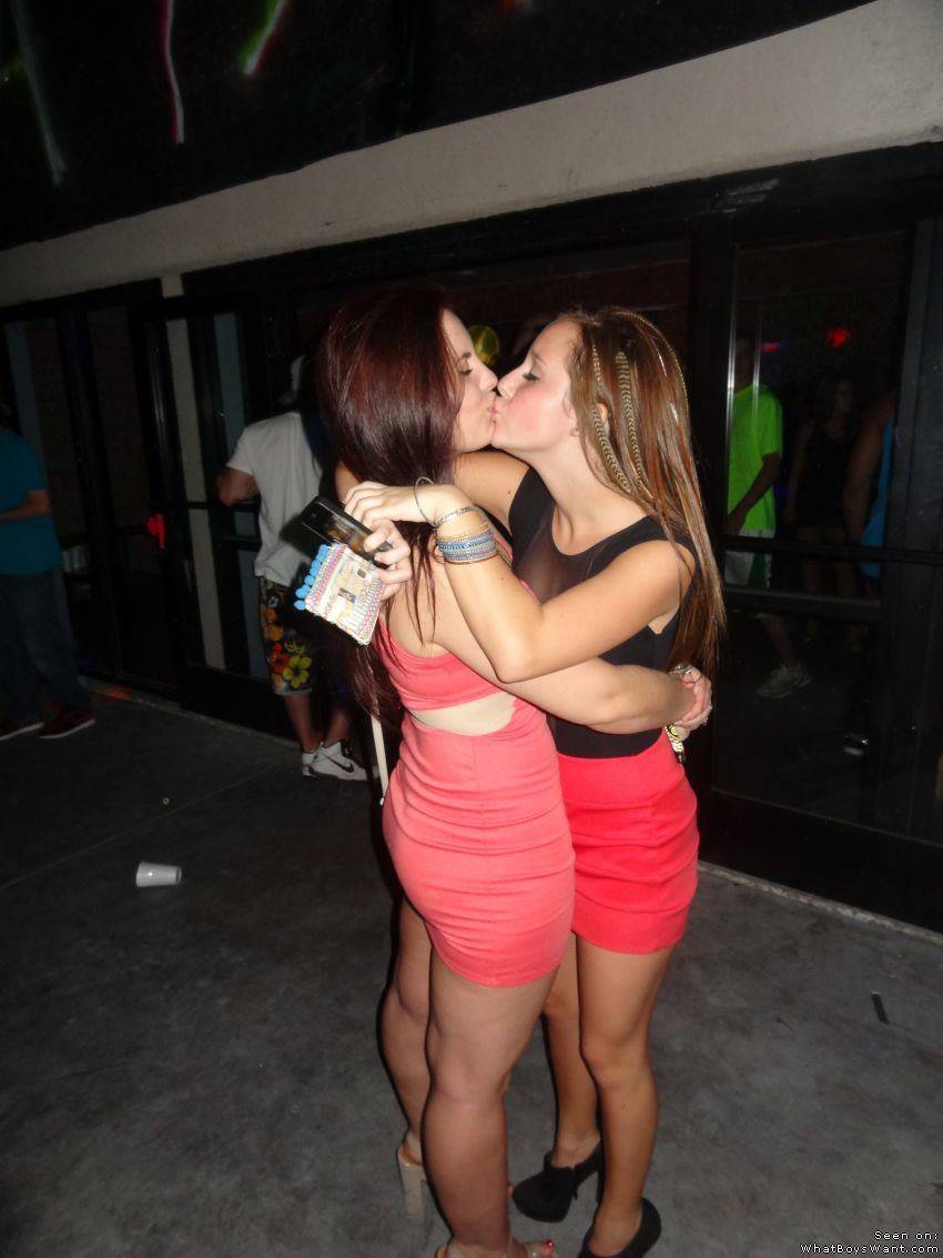 Drunk Girls Kissing | Scrolller