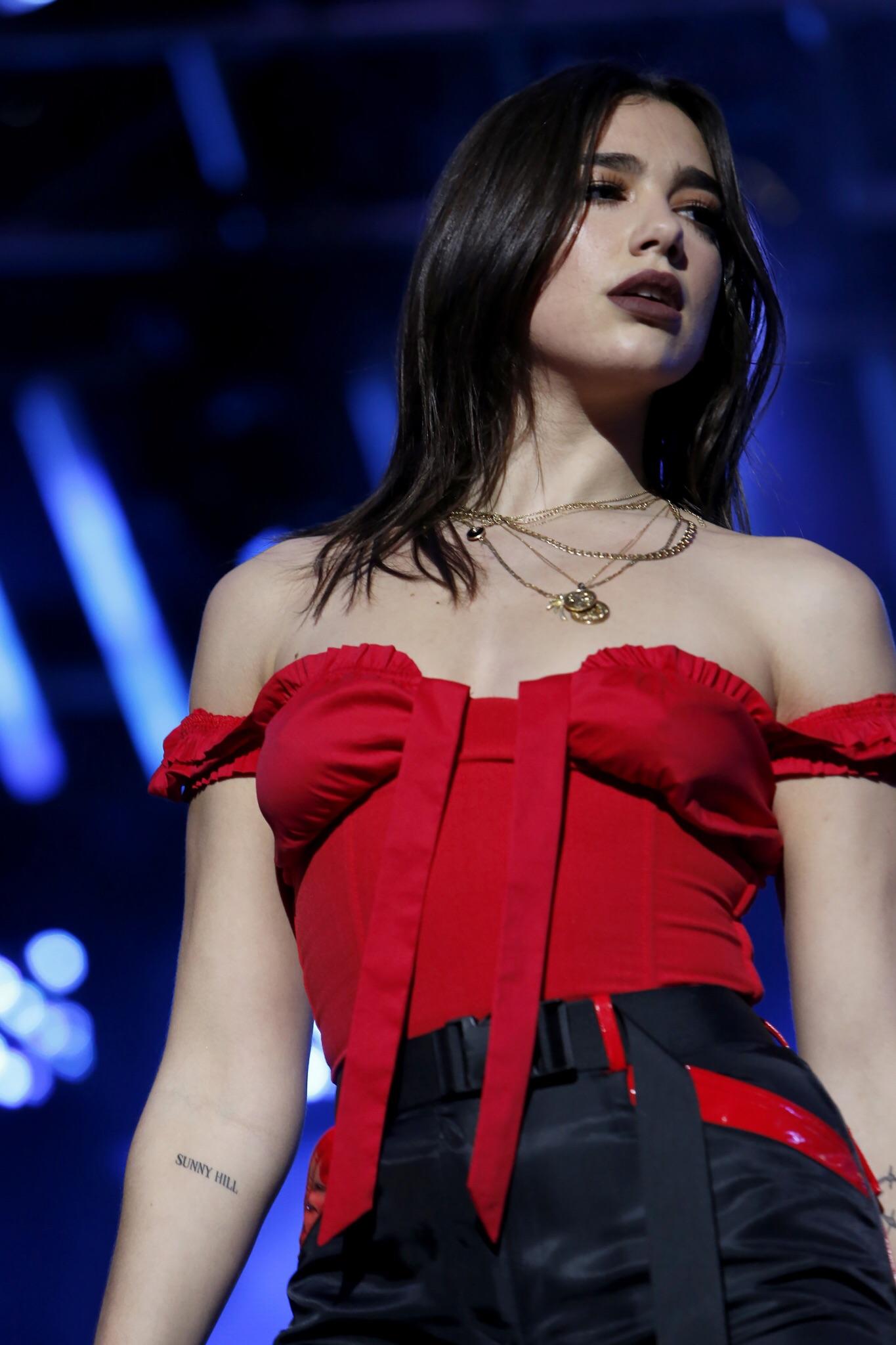 Dua Lipa | Scrolller