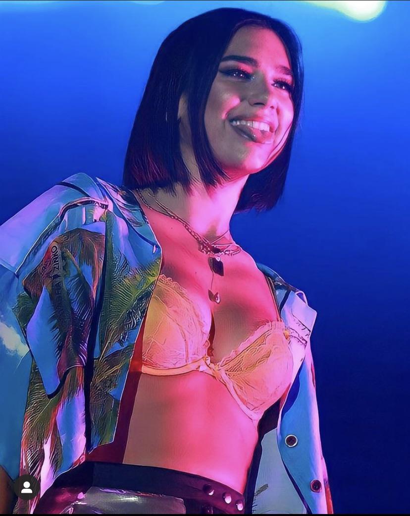 Dua Performing Scrolller Dua Performing Scrolller
