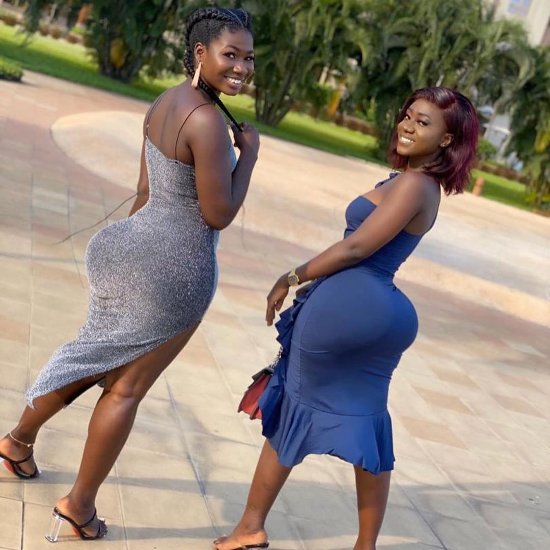 Duas negras gostosas do rabo grande | Scrolller