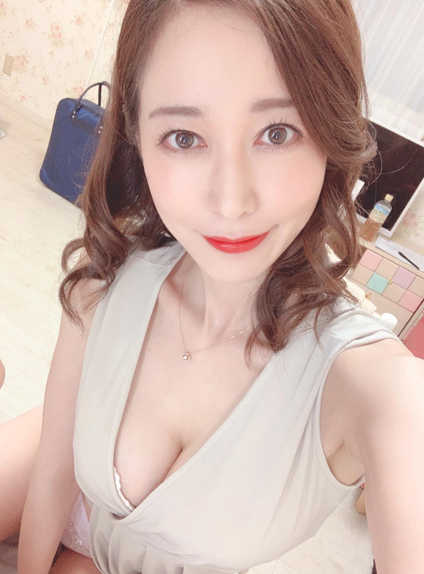 Elegant - Yu Shinoda | Scrolller