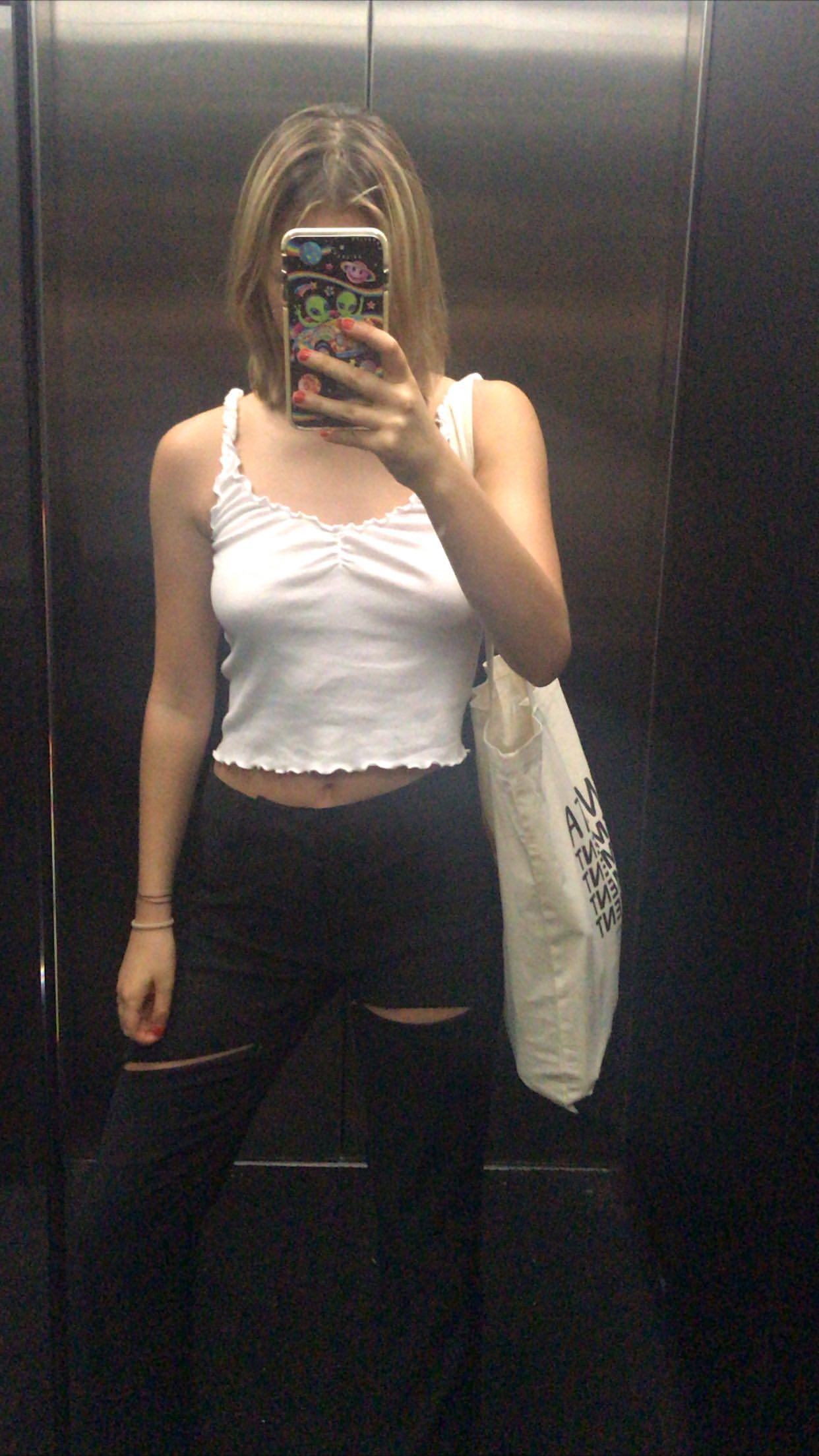 Elevator selfie | Scrolller