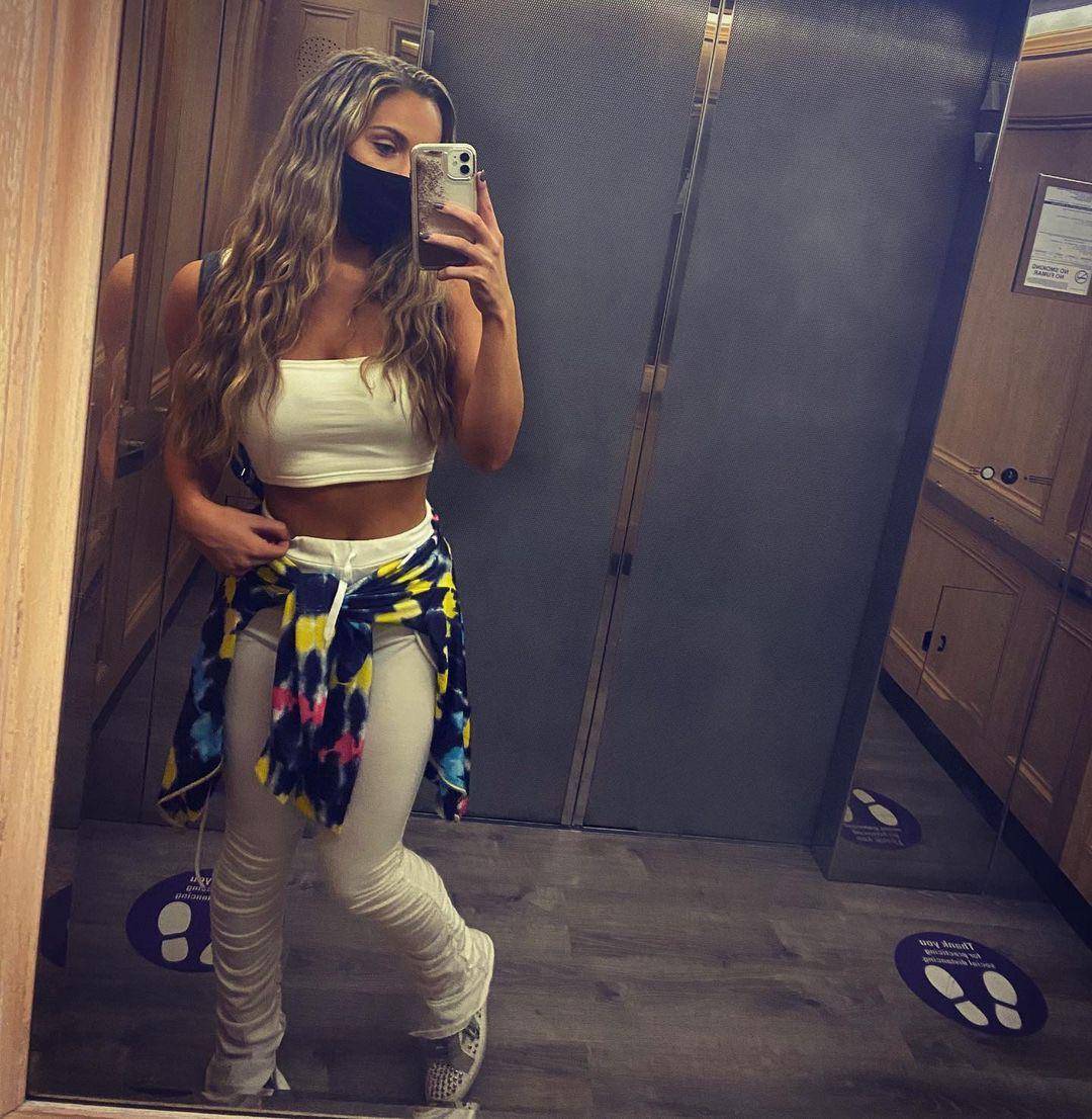 Elevator selfie | Scrolller