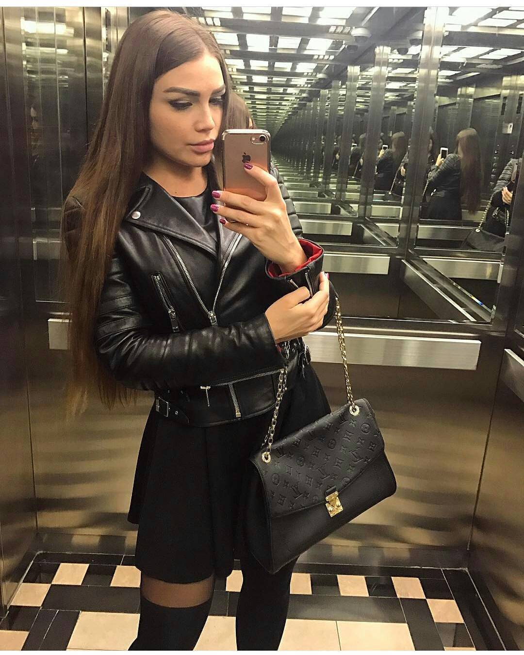 Elevator selfie | Scrolller