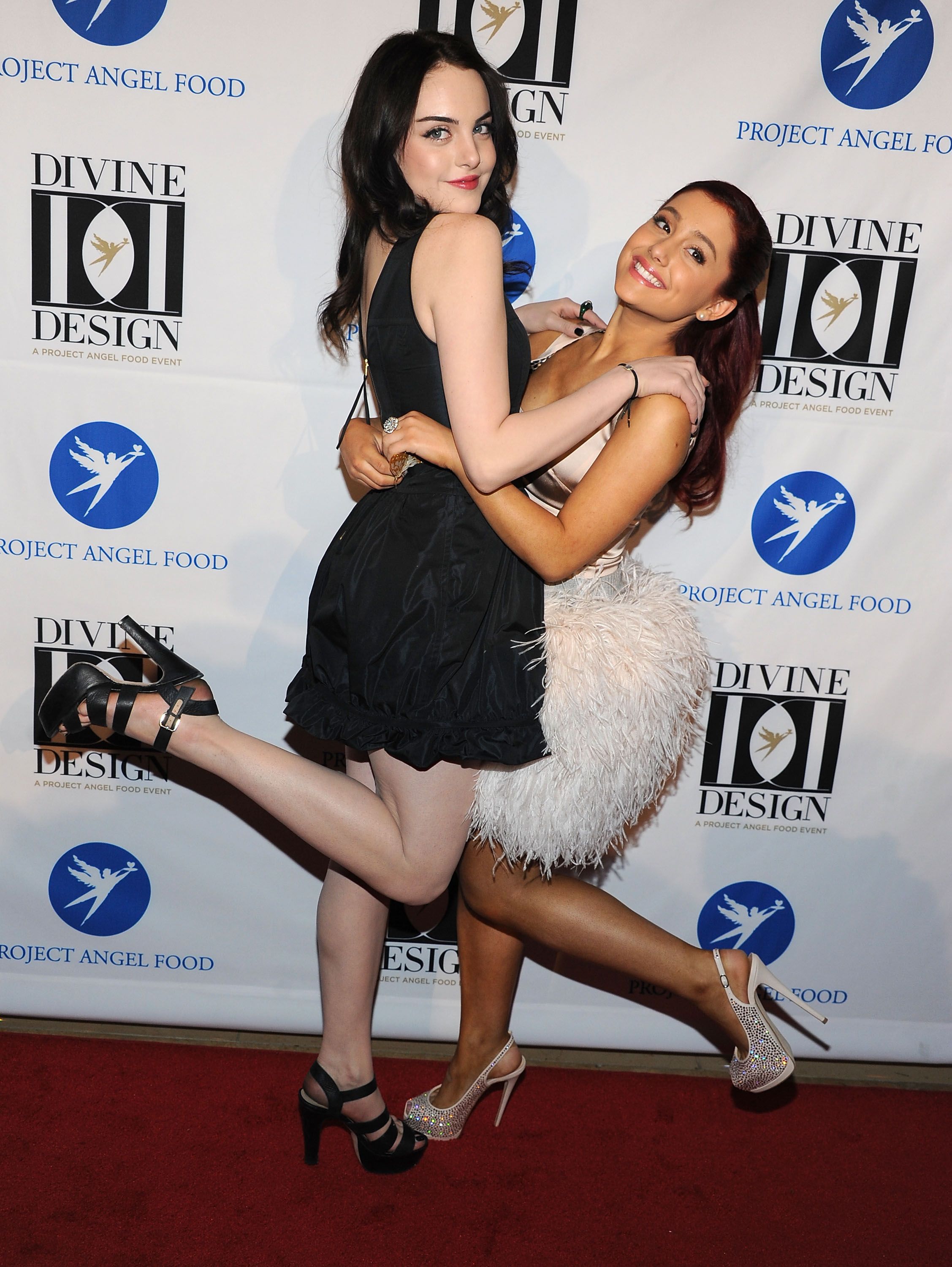 Elizabeth Gillies And Ariana Grande Scrolller 4366
