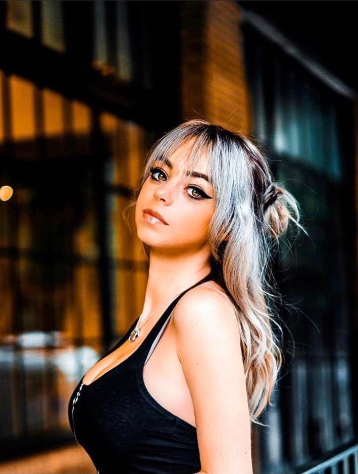 Ella Martine | Scrolller