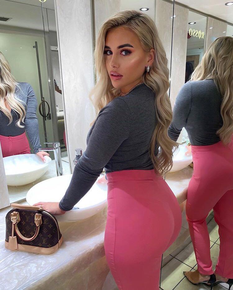 Elle Brown | Scrolller