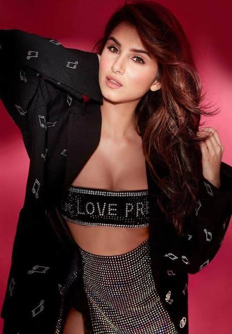 Emerging Cum Drainer of the tournament - TARA SUTARIA | Scrolller