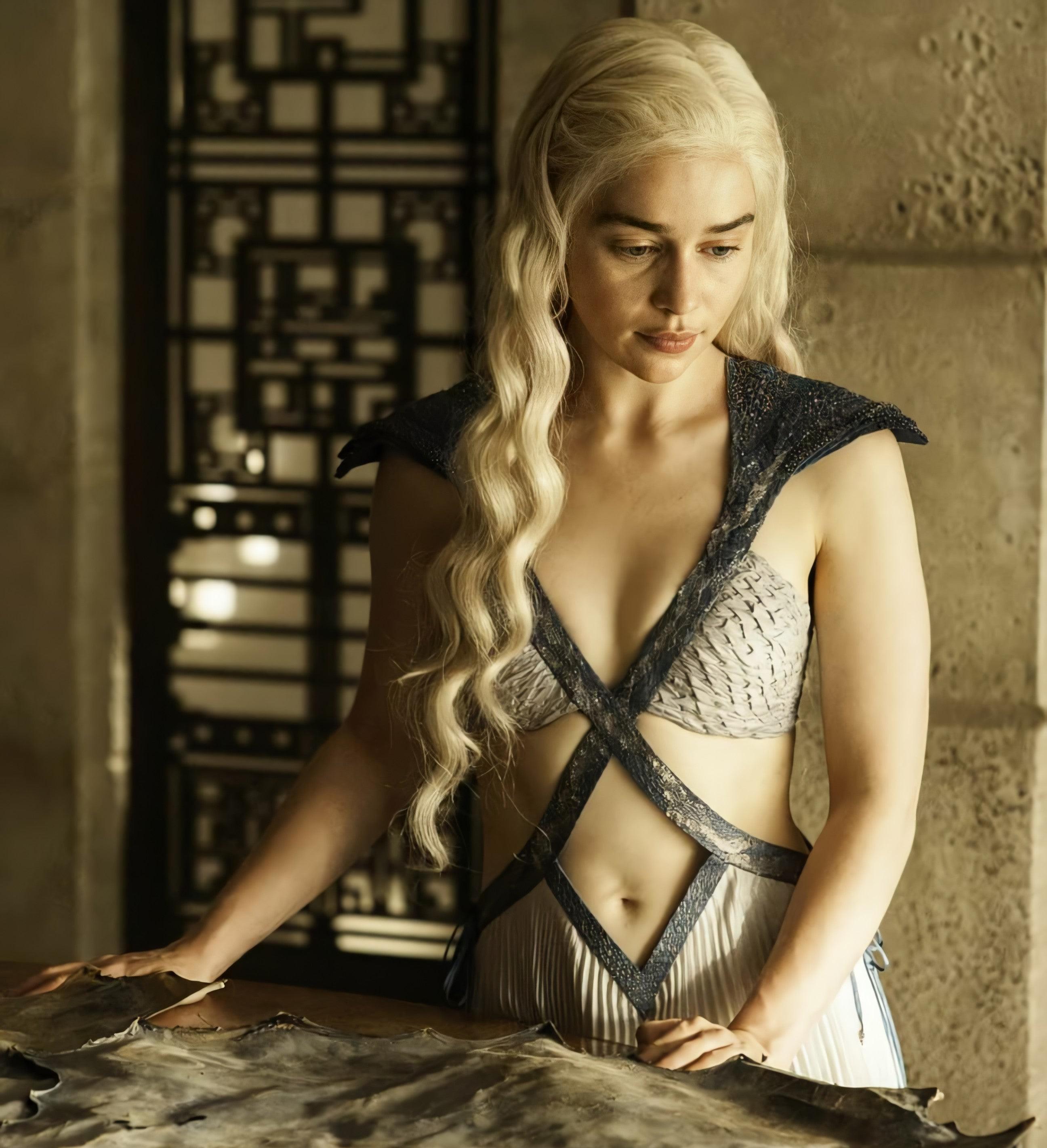 Emilia Clarke | Scrolller