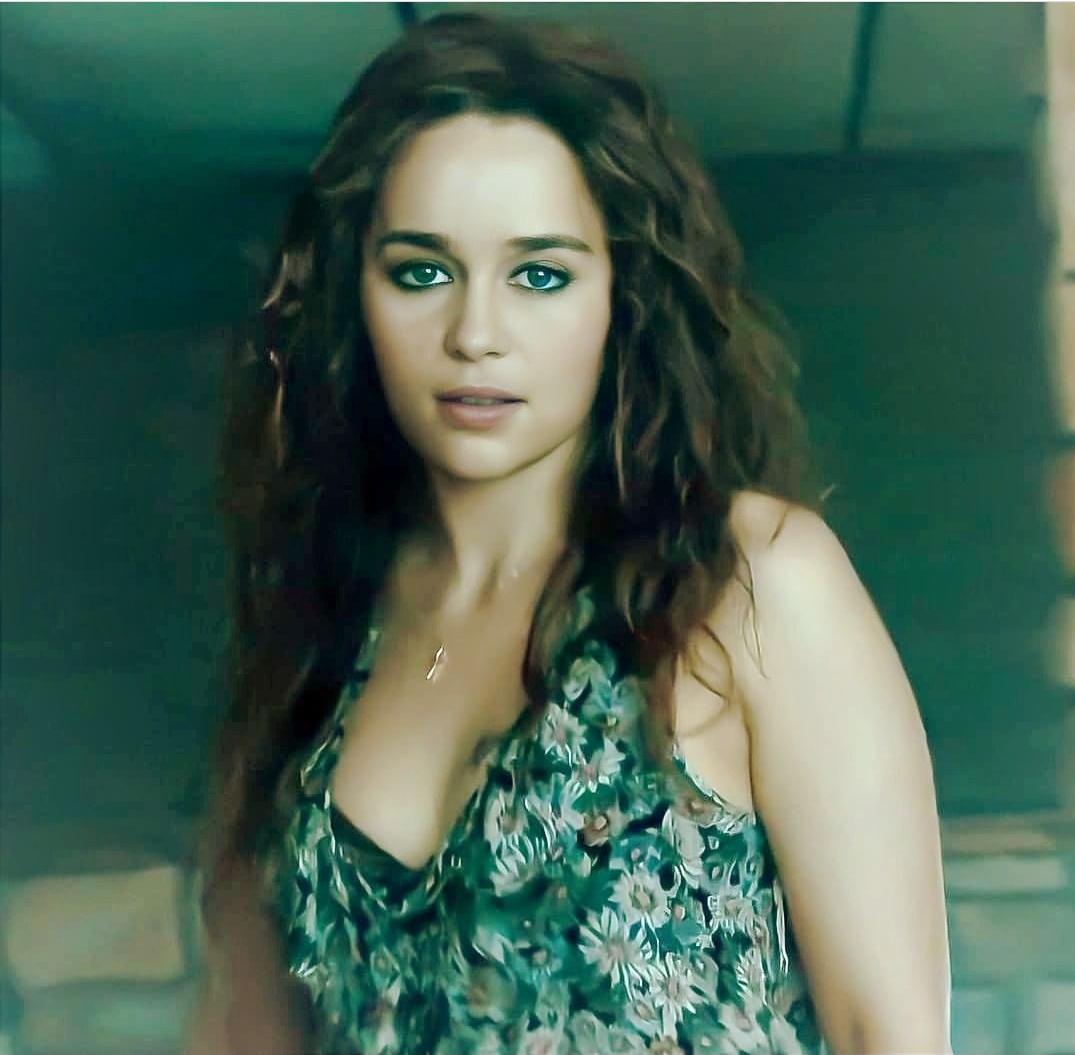 Emilia Clarke 💙 Scrolller