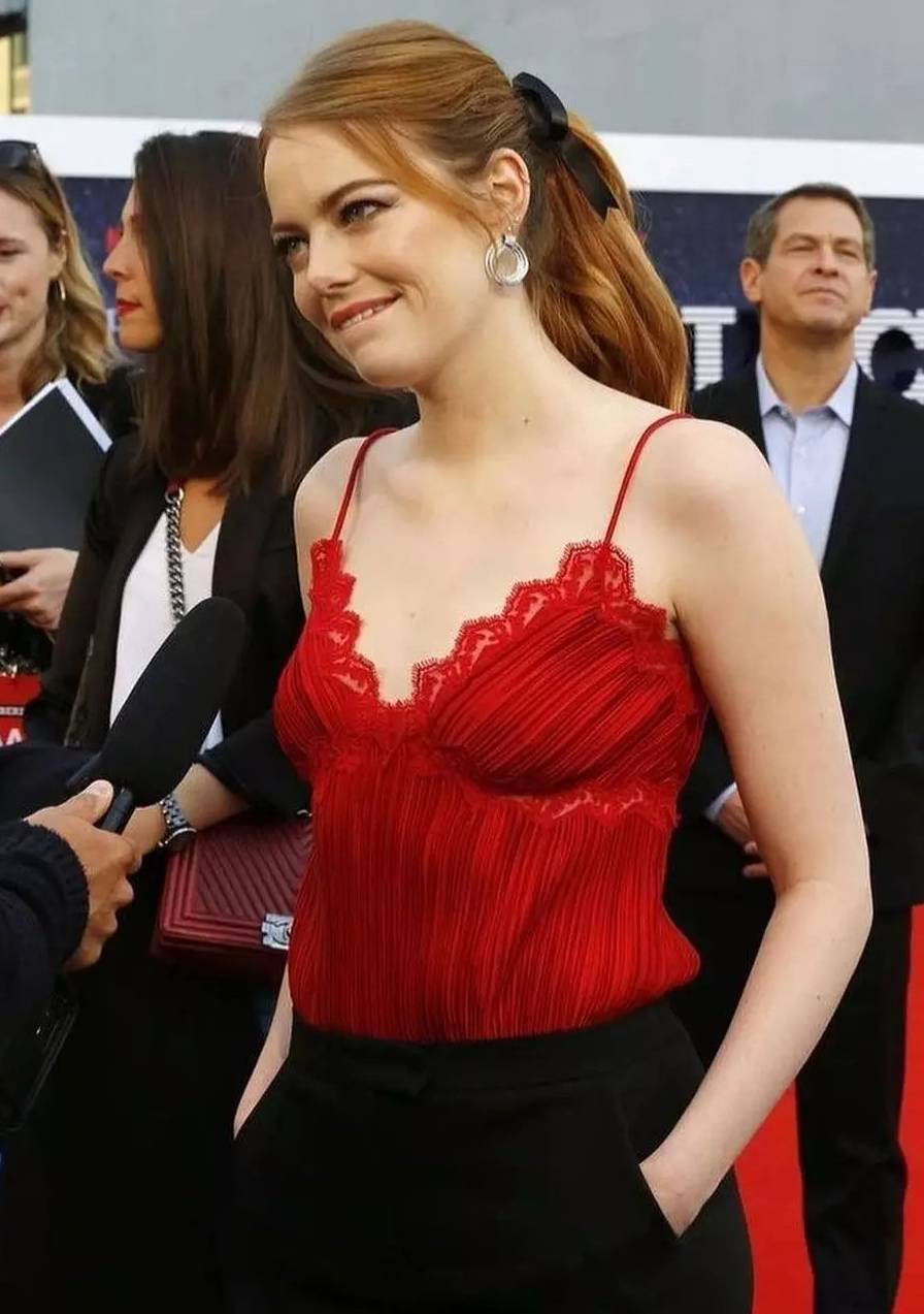 Emma Stone Lip Bite | Scrolller