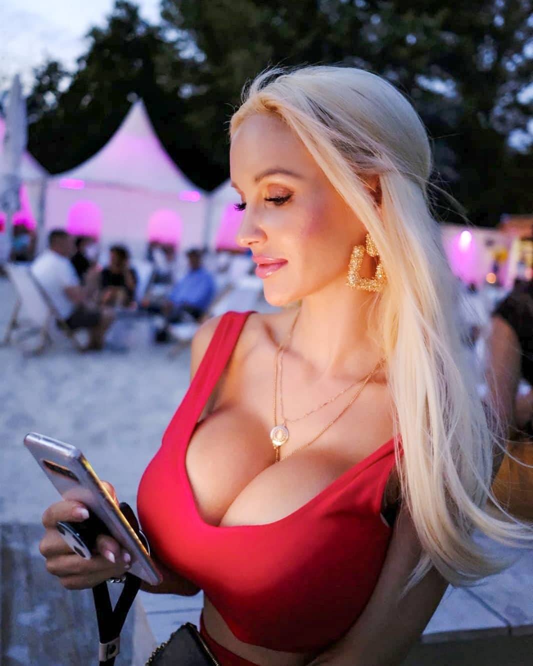 Enhanced Blondie Showing Off Her Cleavage | Scrolller