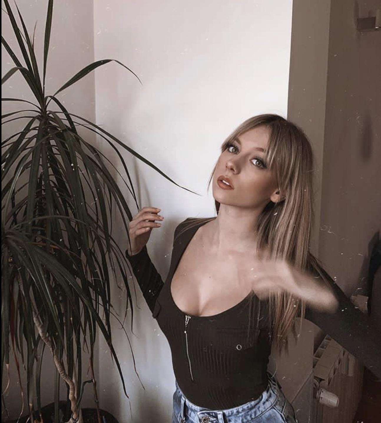 Ester Expósito | Scrolller