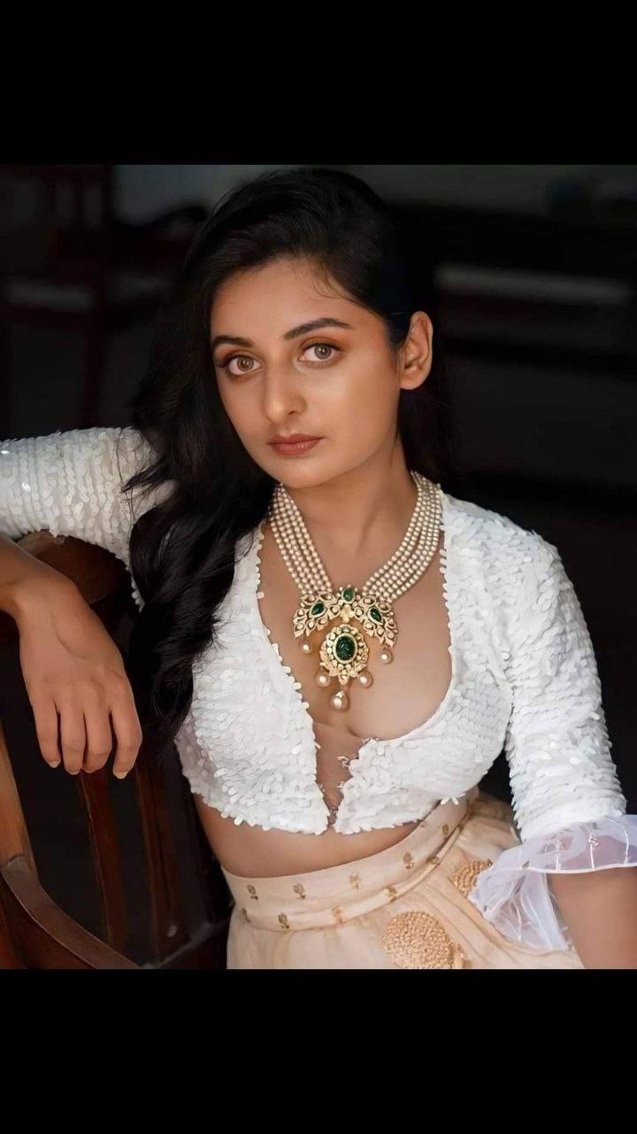 Esther Anil | Scrolller