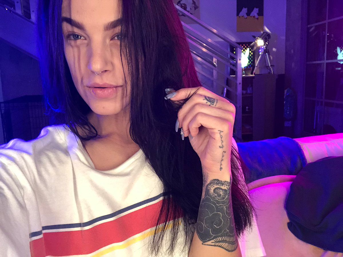 Evelin Stone | Scrolller