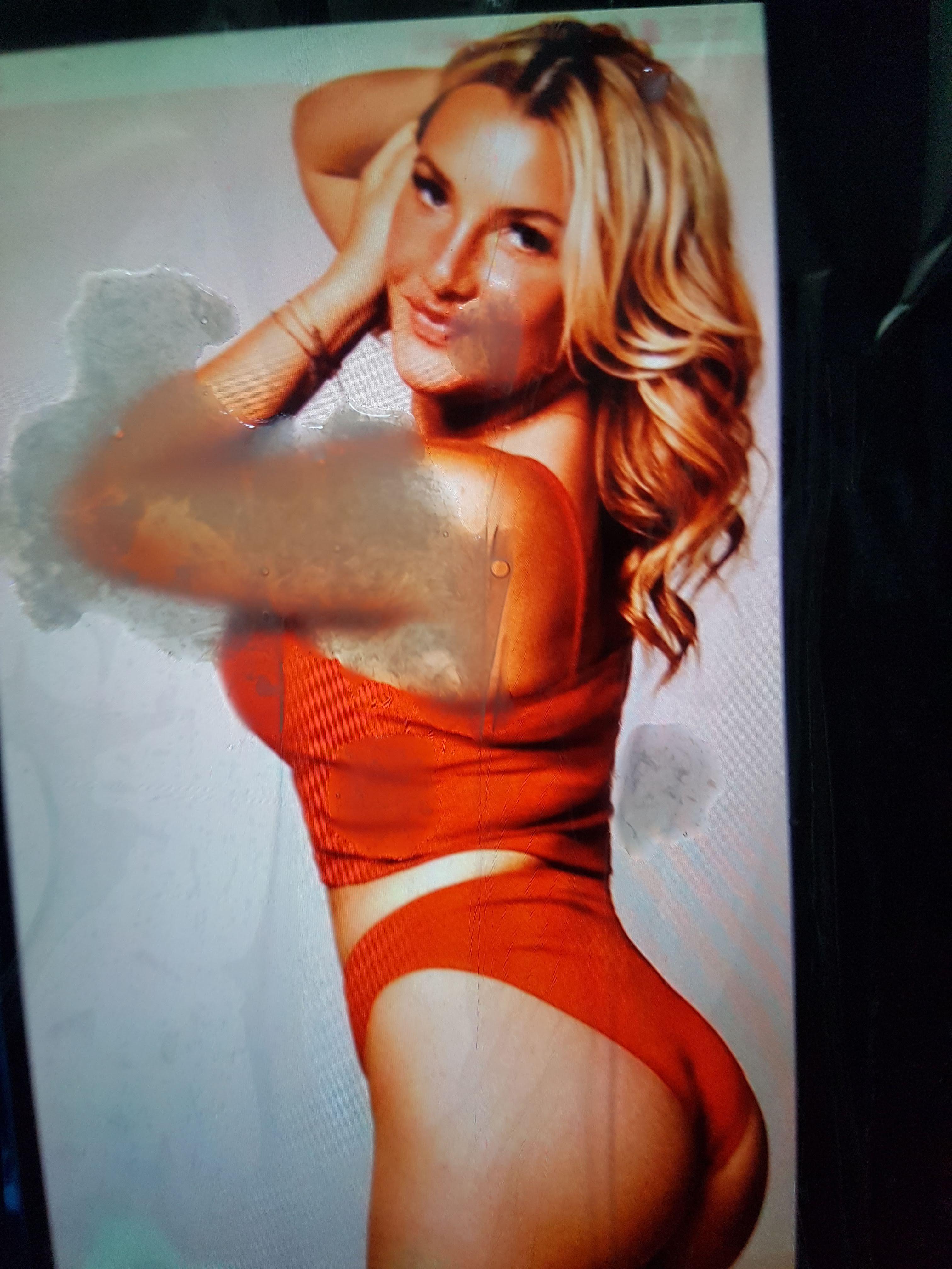 Evelyn Burdecki | Scrolller