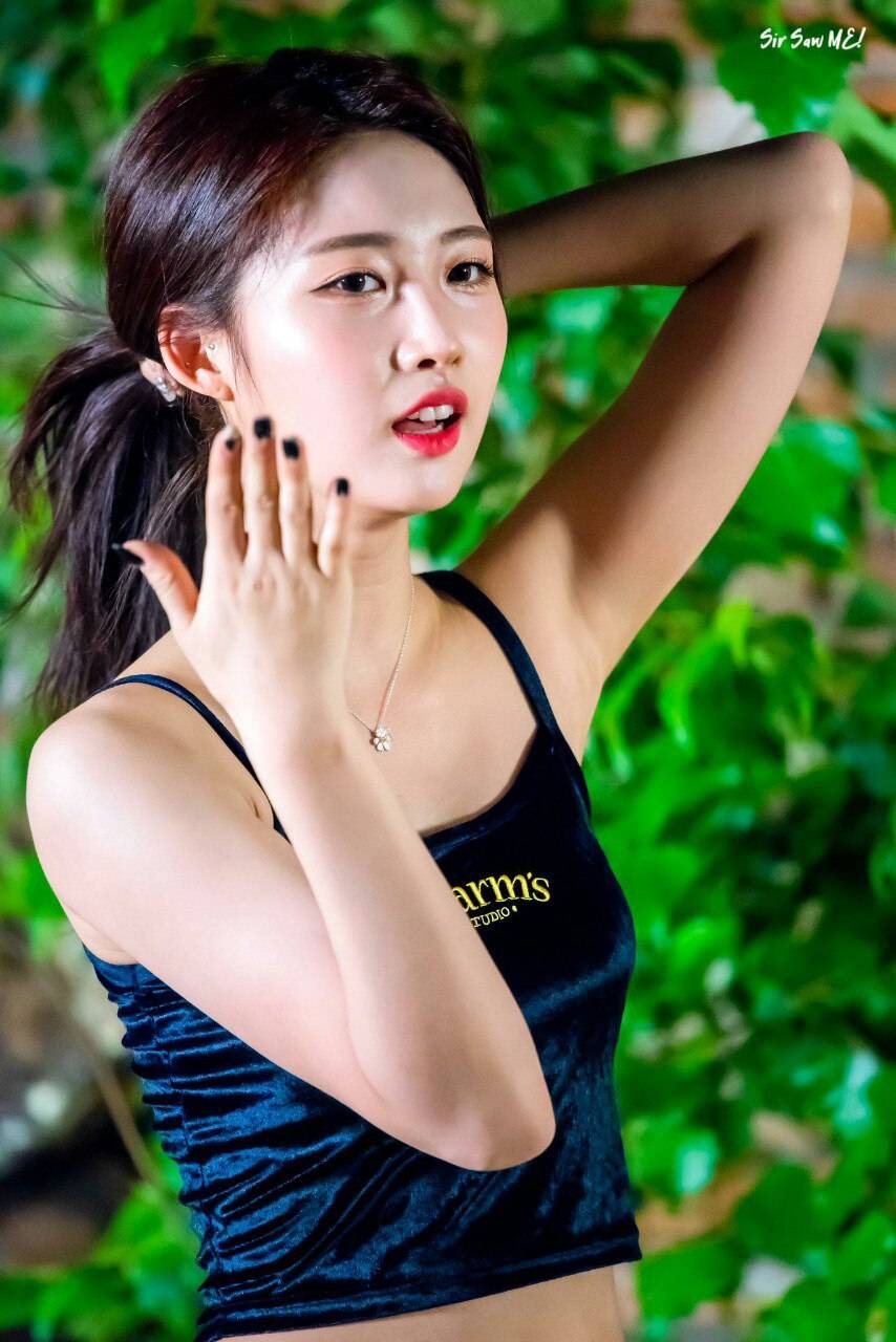 Everglow - Sihyeon | Scrolller