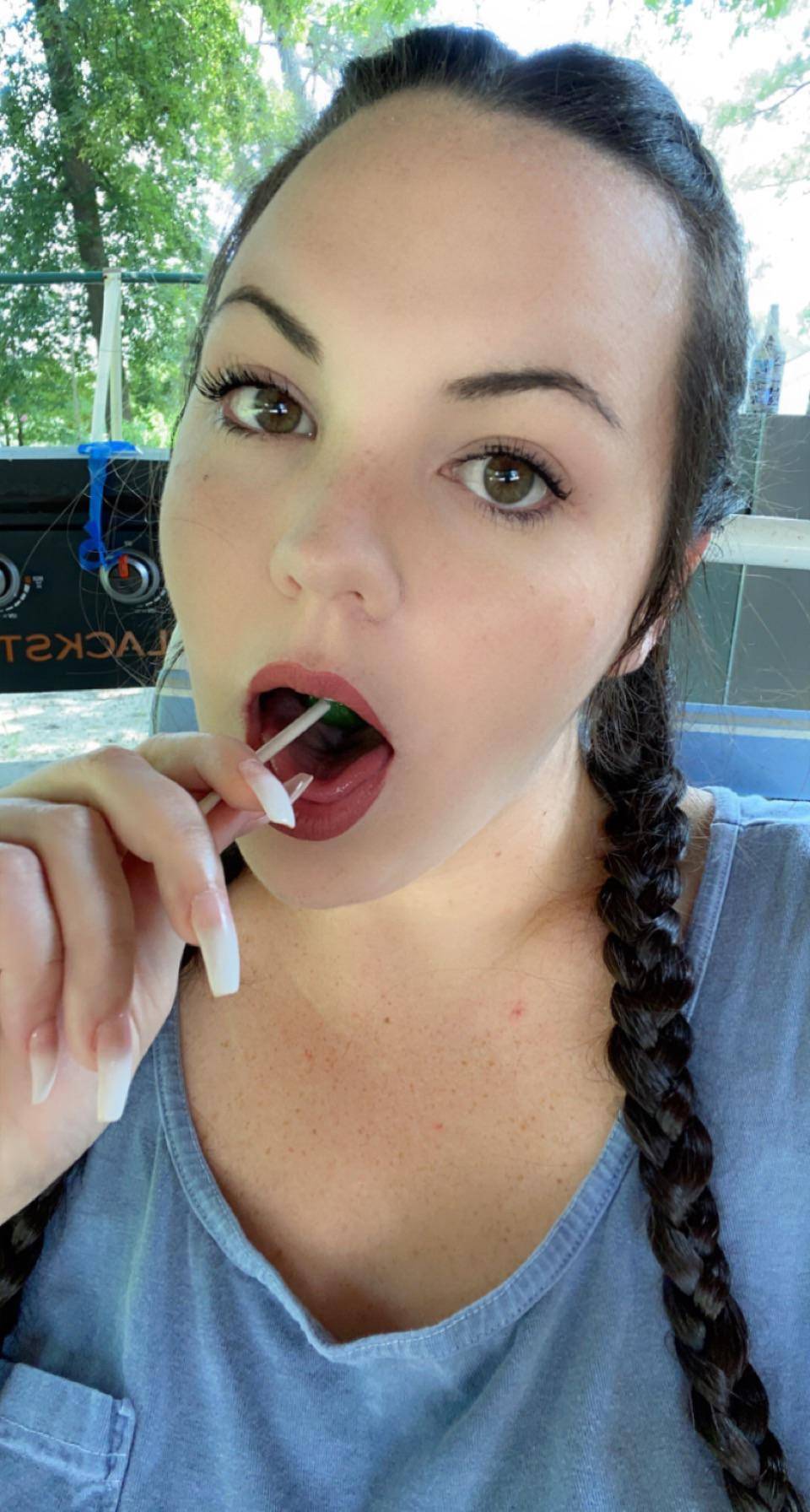 Everyone enjoys a good blow….pop 🍭 | Scrolller