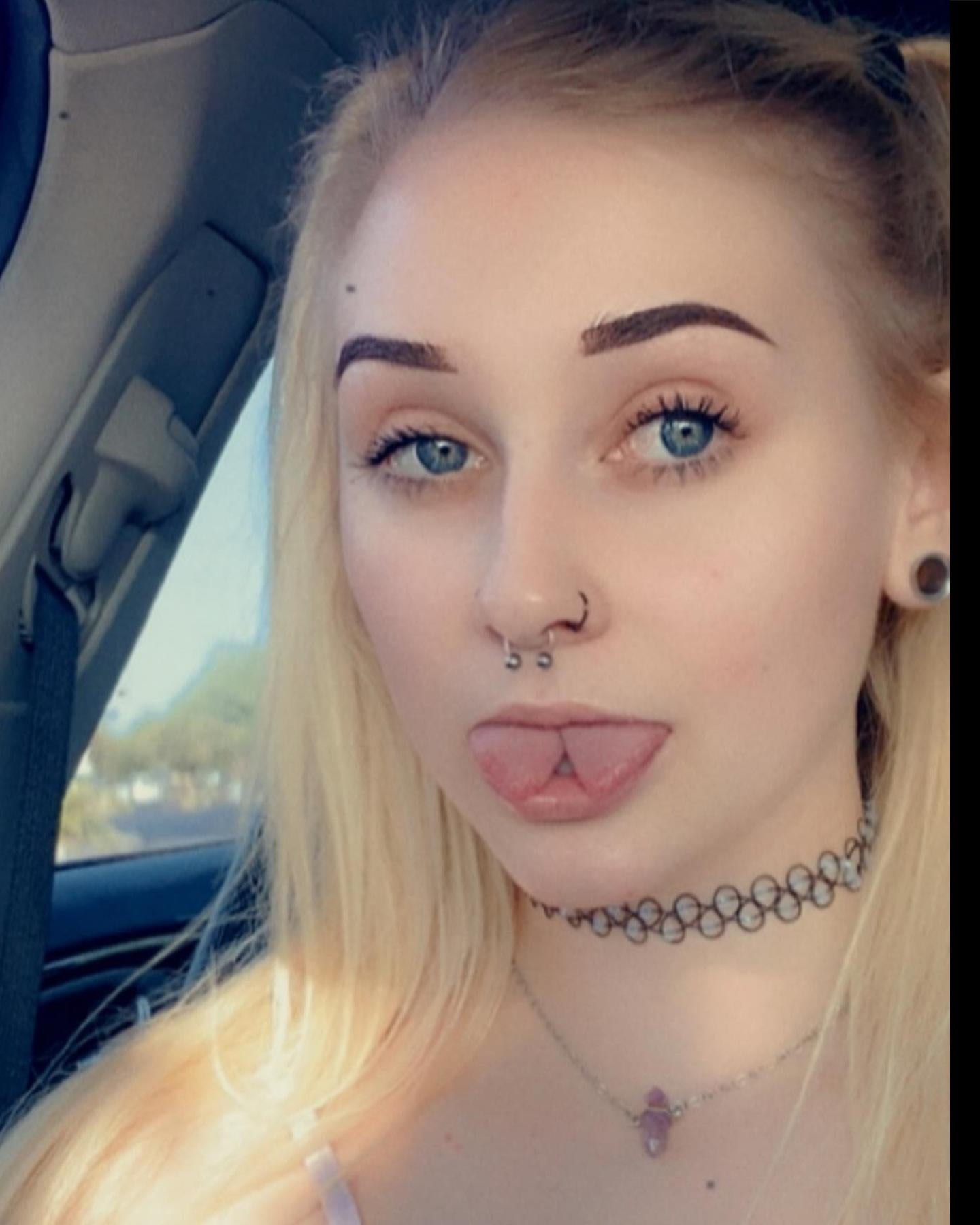 [F17] Hey :) | Scrolller