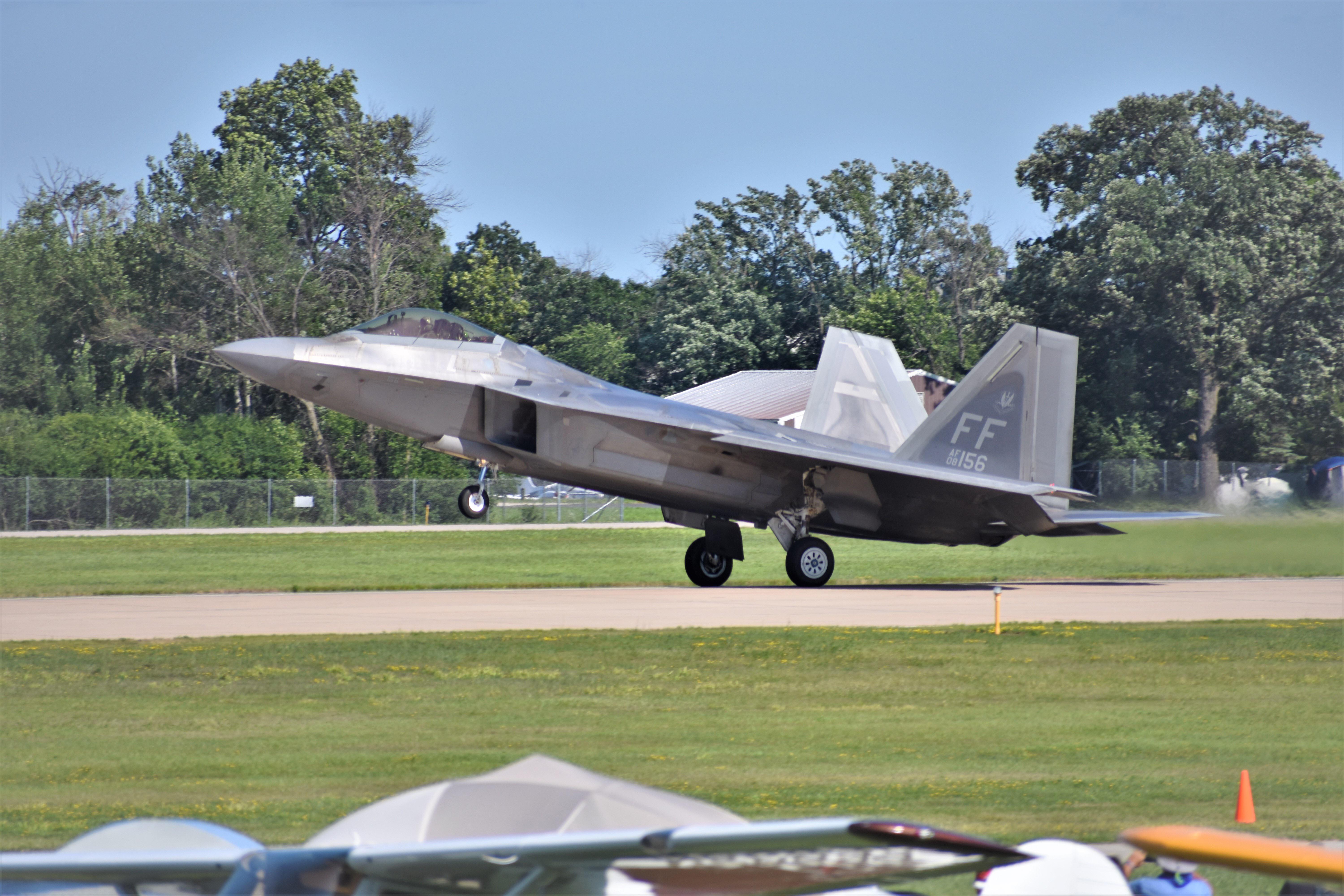 F22 laying down some butter at EAA Airventure Oshkosh | Scrolller
