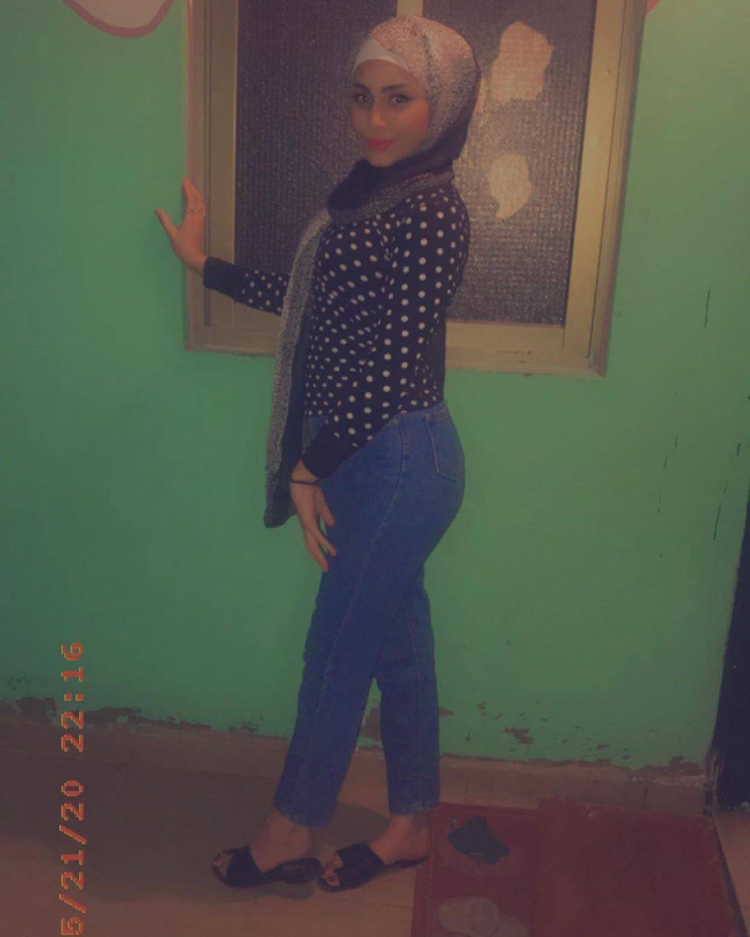 Farah Hlw | Scrolller