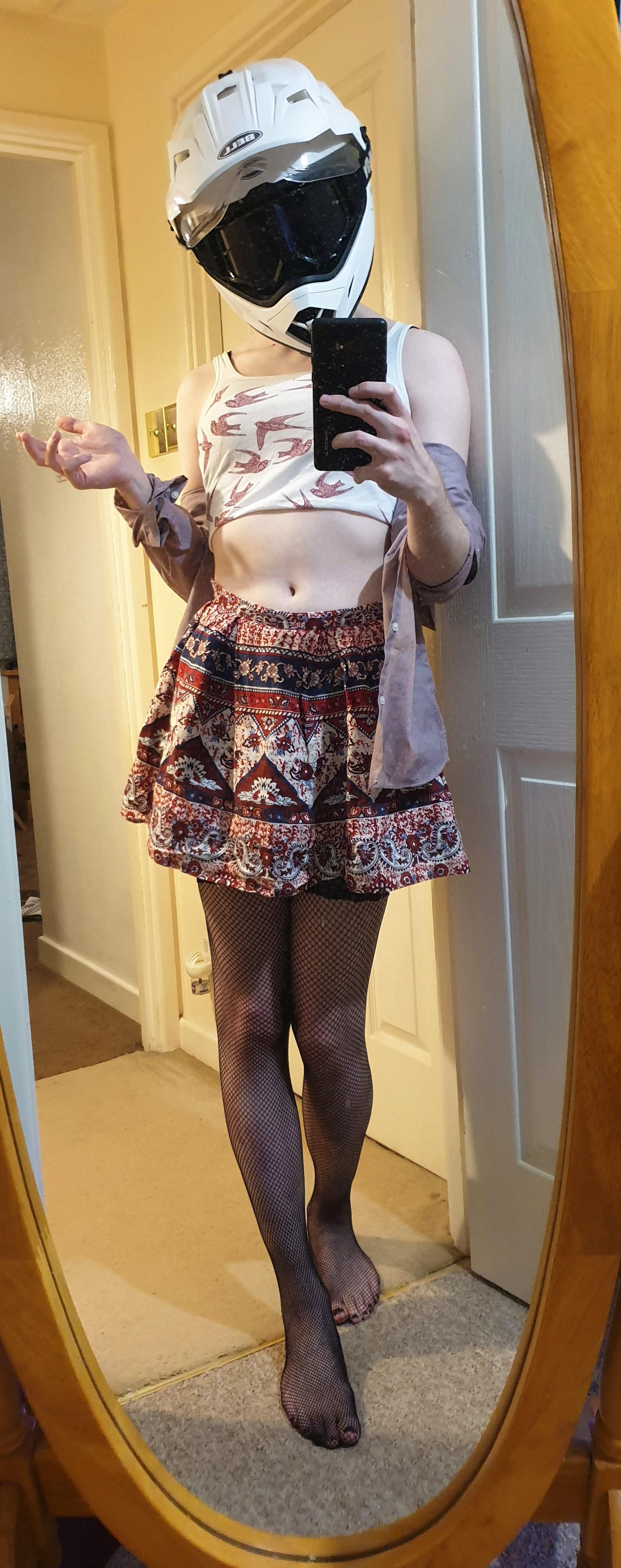 🤗Feeling at peace clocked off from work... finally 😴🥰Hope I brighten your day! 💖 | Scrolller