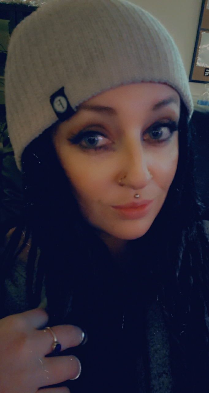 Feeling cold and looking for cuddles 🖤 | Scrolller