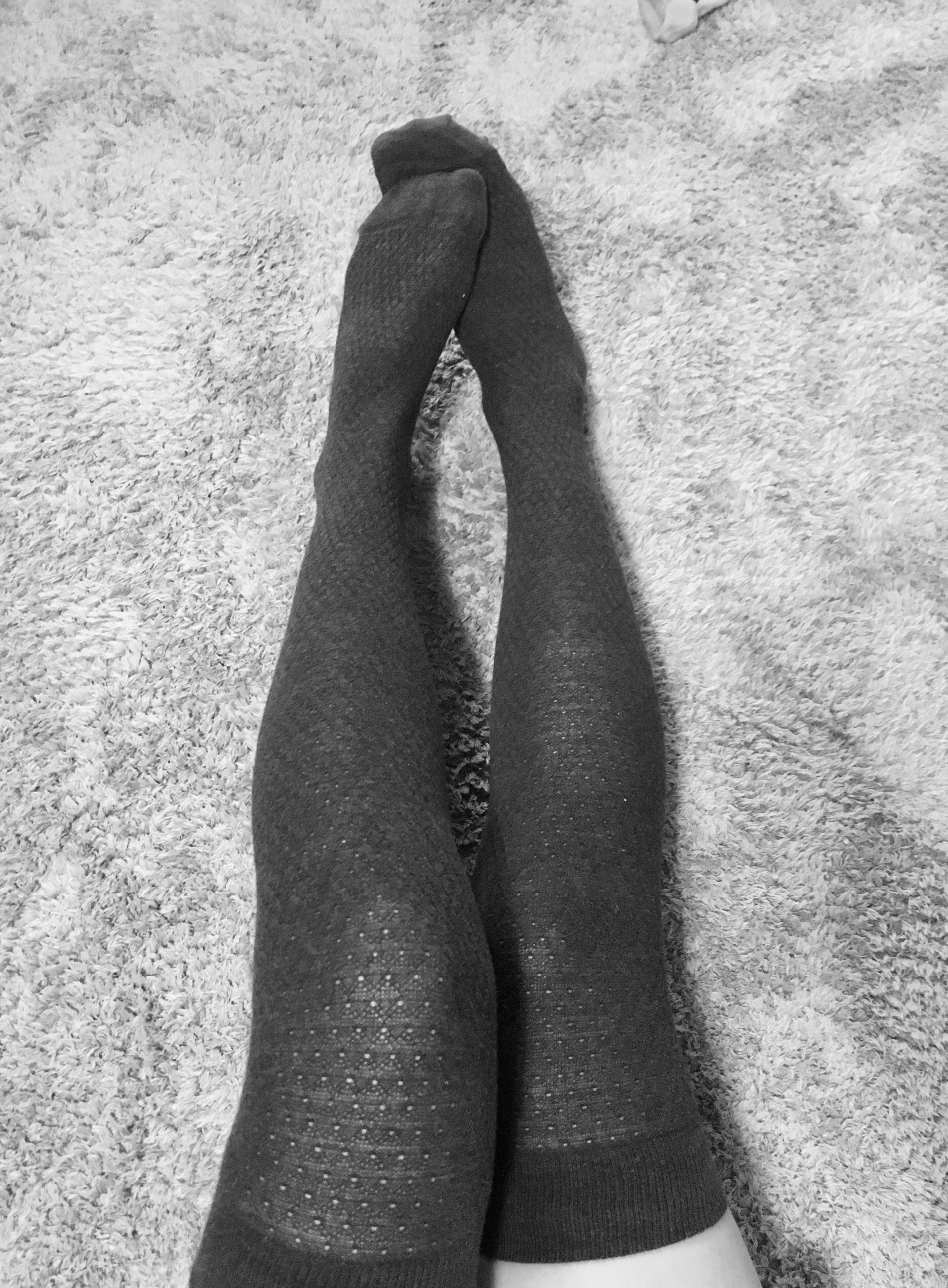 Feeling myself in these over knee socks ^^ | Scrolller